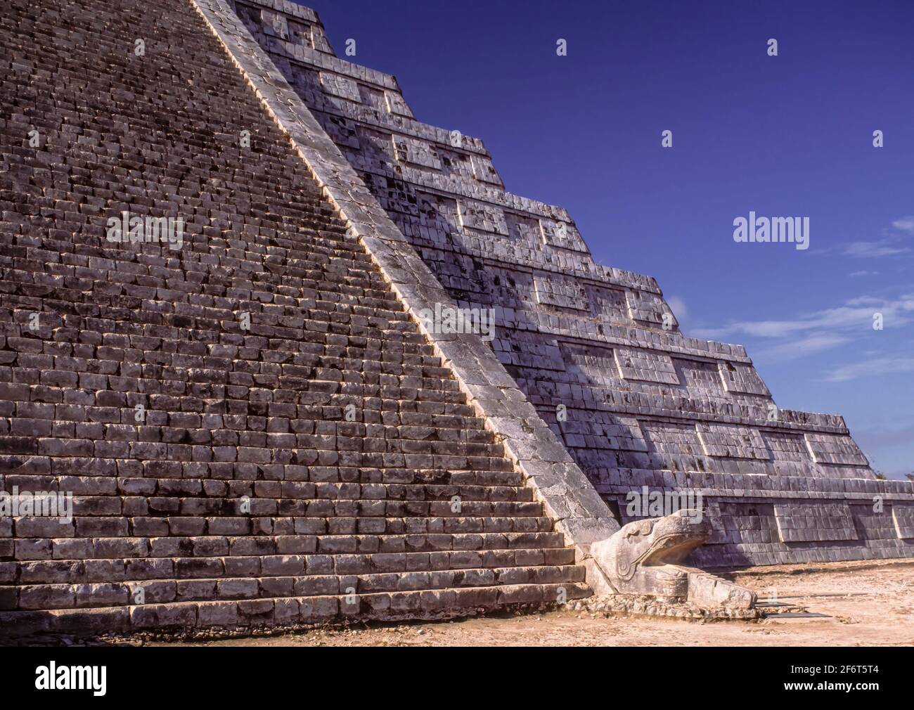 Piramide kukulkan chichen itza immagini e fotografie stock ad alta ...
