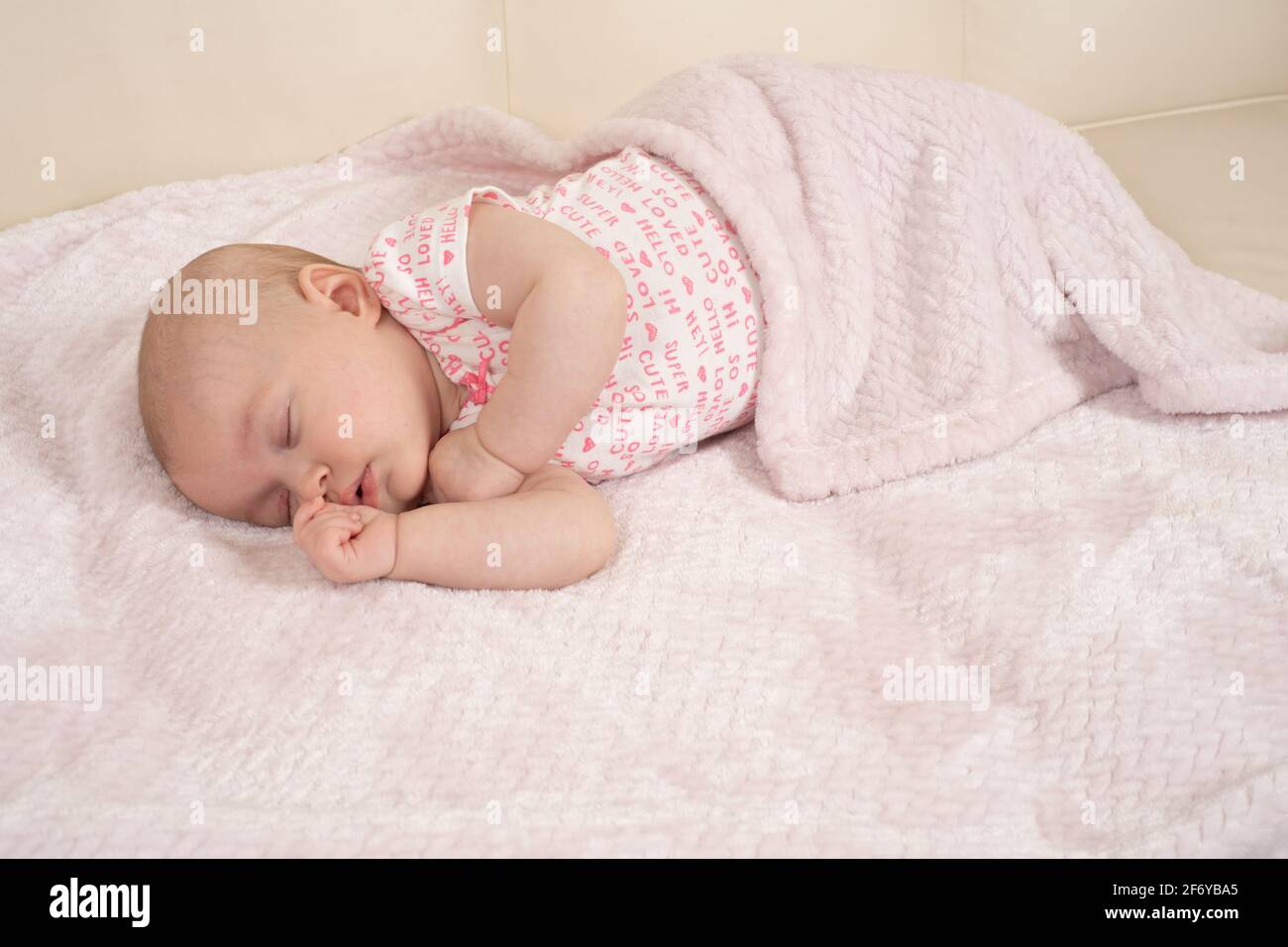 Neonata di 2 mesi che dorme immagini e fotografie stock ad alta risoluzione - Alamy
