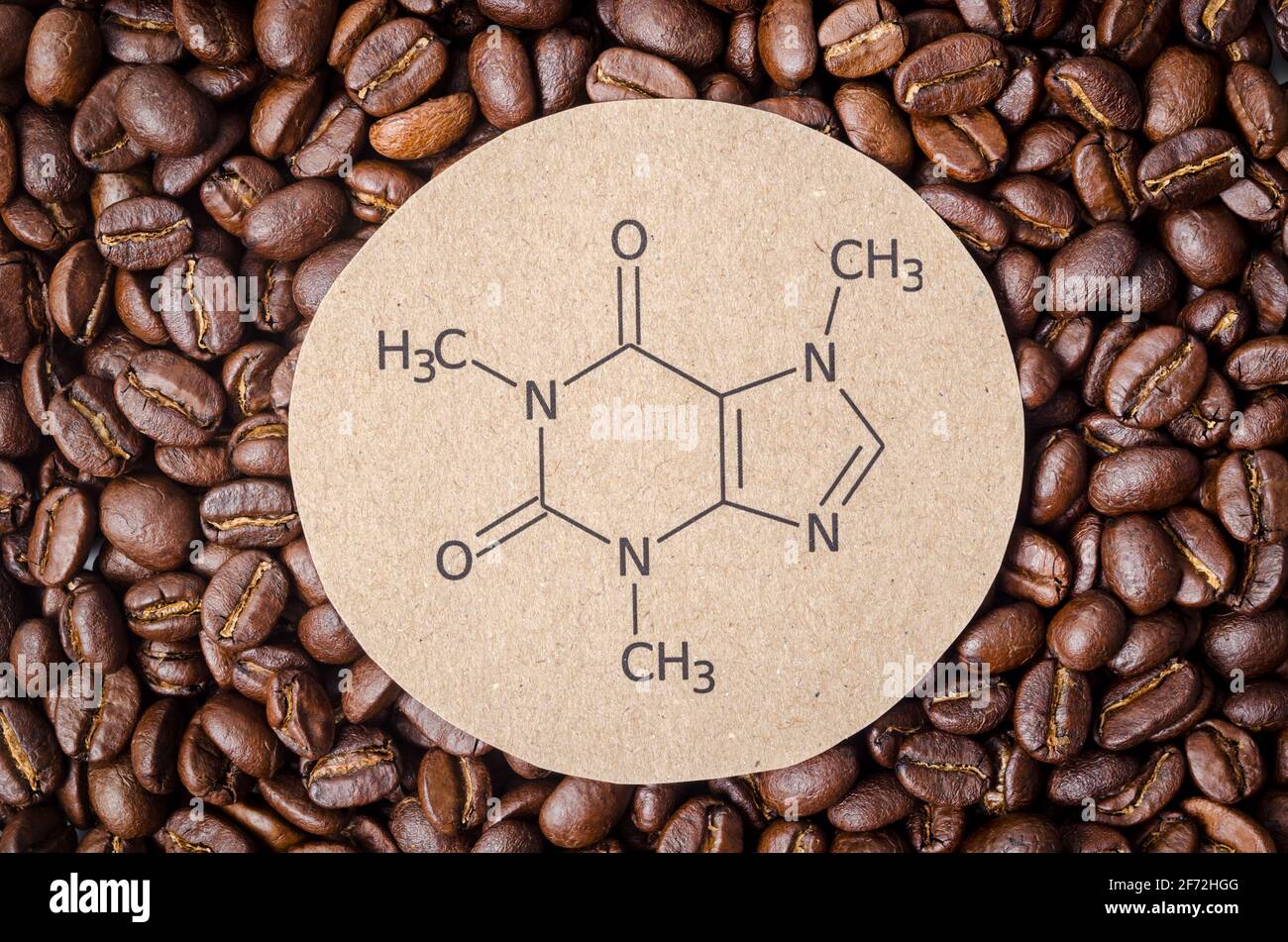Formula chimica strutturale della molecola di caffeina con chicchi di ... Formula chimica strutturale della molecola di caffeina con chicchi di ...