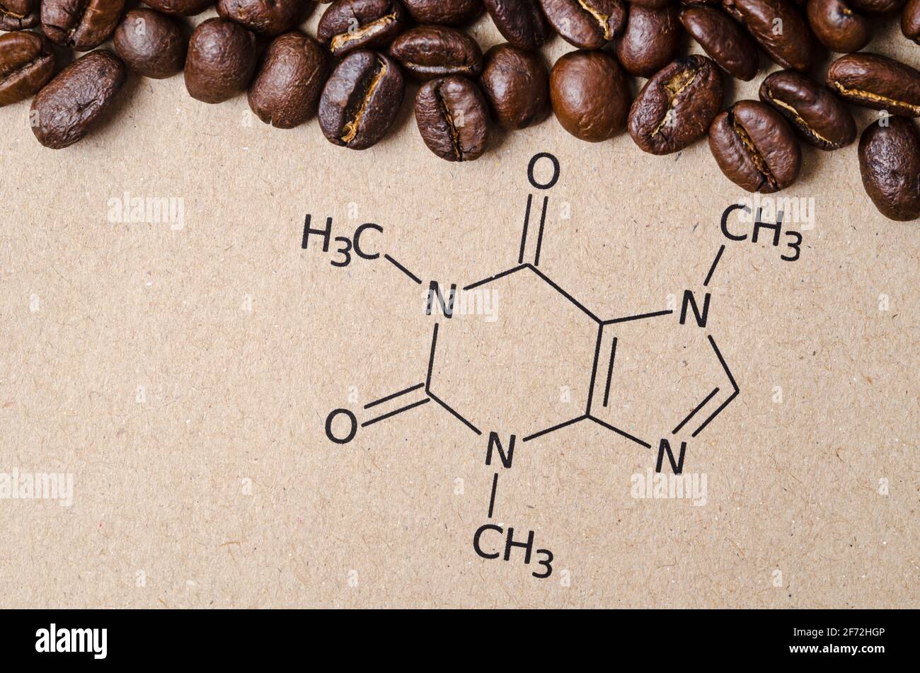 Formula chimica strutturale della molecola di caffeina con chicchi di ...