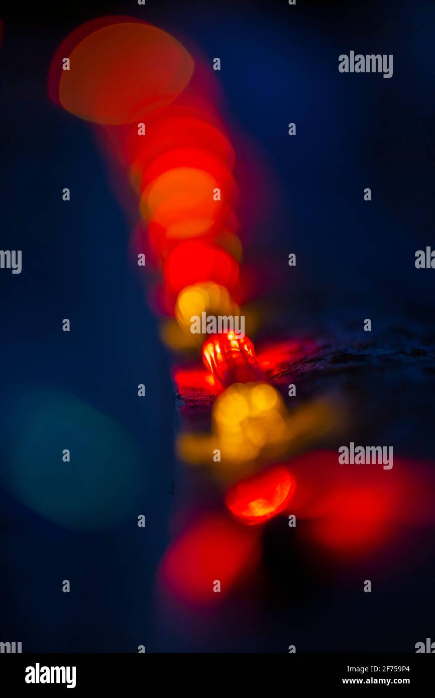 sfondo chiaro bokeh sfocato, luce abbagliante e incandescente nella ...