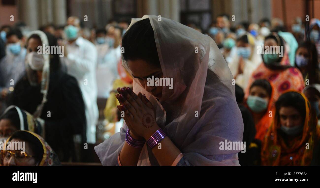 Lahore, Pakistan. 04th Apr 2021. Gli adoratori cristiani pakistani ...