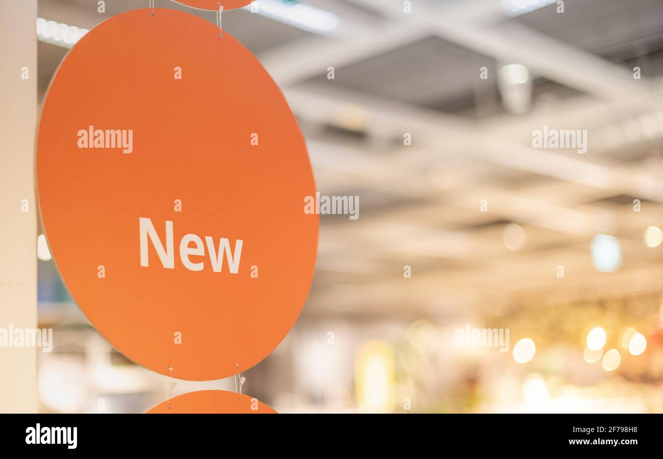 Nuovo cartello sugli scaffali del supermercato per nuove promozioni e ...