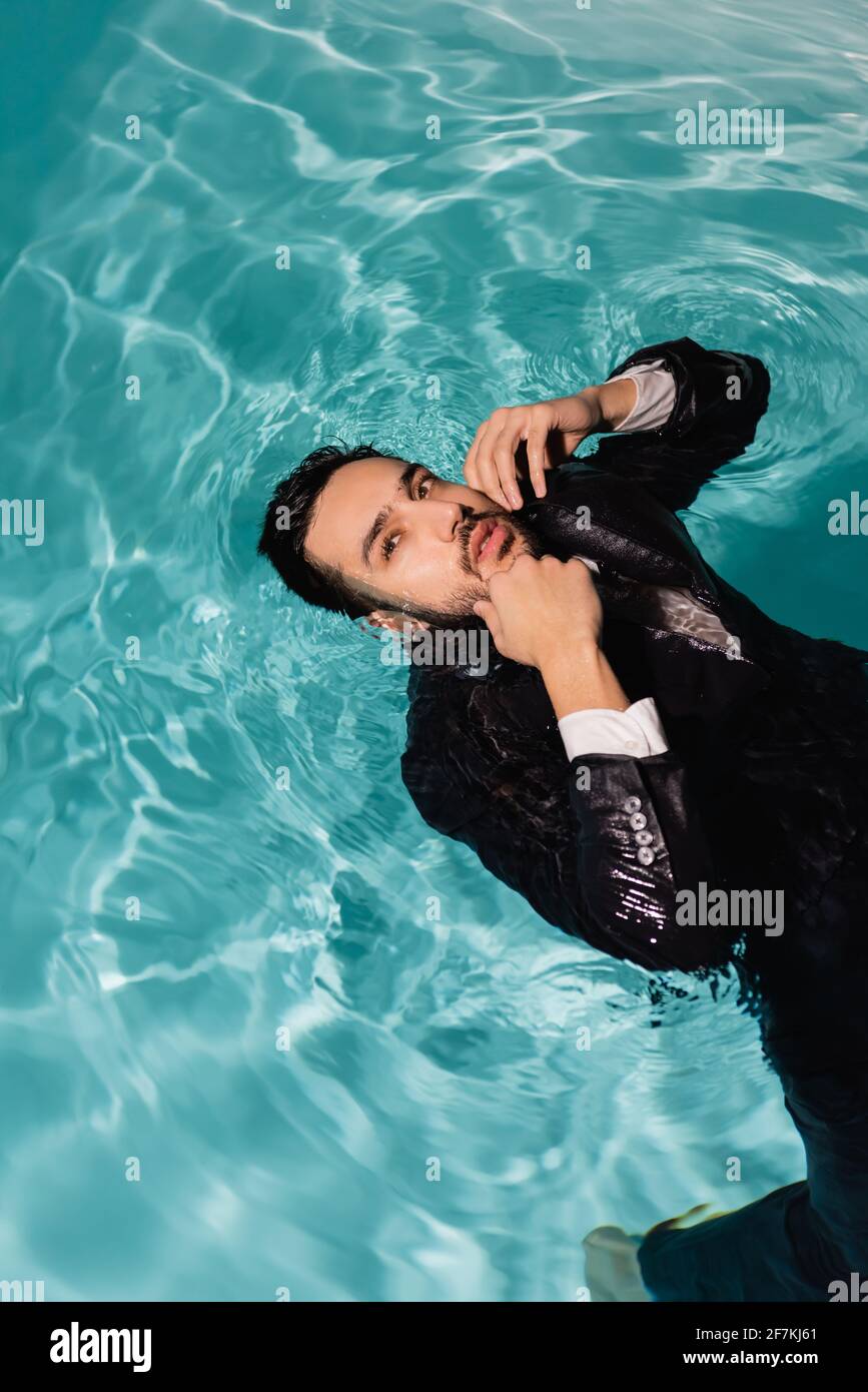 Uomo che nuota sott'acqua in piscina immagini e fotografie stock ad ...