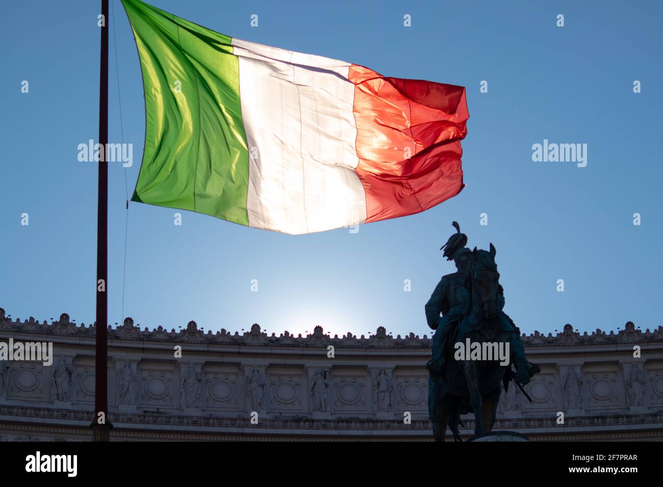 Bandiera italiana del monumento dell'altare della Patria, Roma, Italia ...