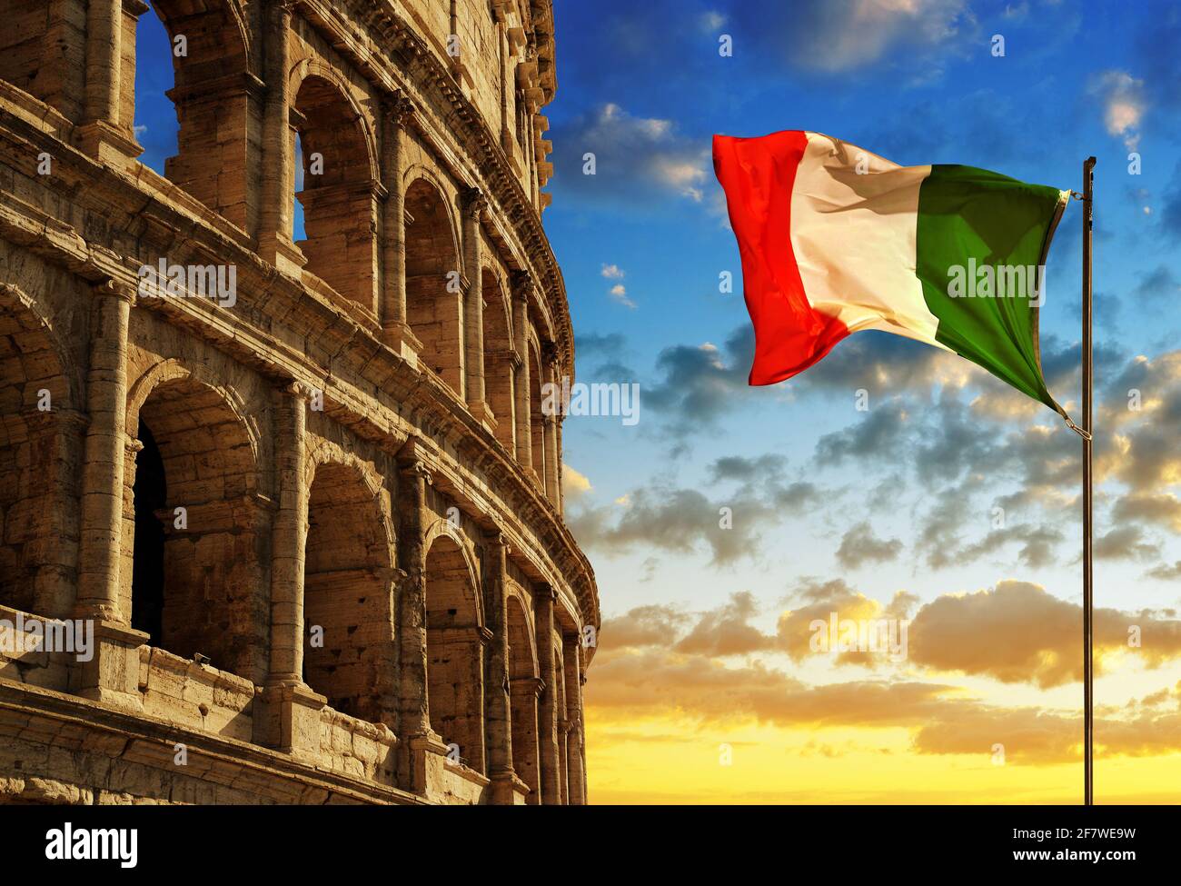 Bandiera italiana con anfiteatro flaviano o Colosseo al tramonto. Roma ...
