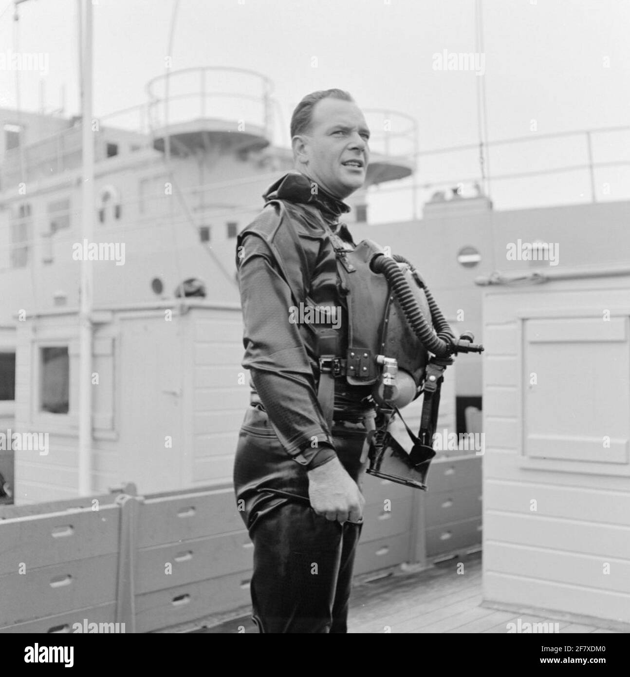 Uomo e rana Foto e Immagini Stock in Bianco e Nero - Alamy