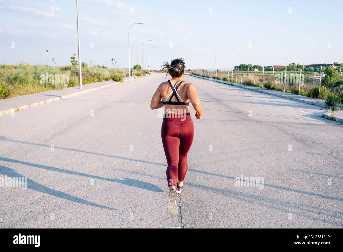Donna che corre in strada immagini e fotografie stock ad alta ...