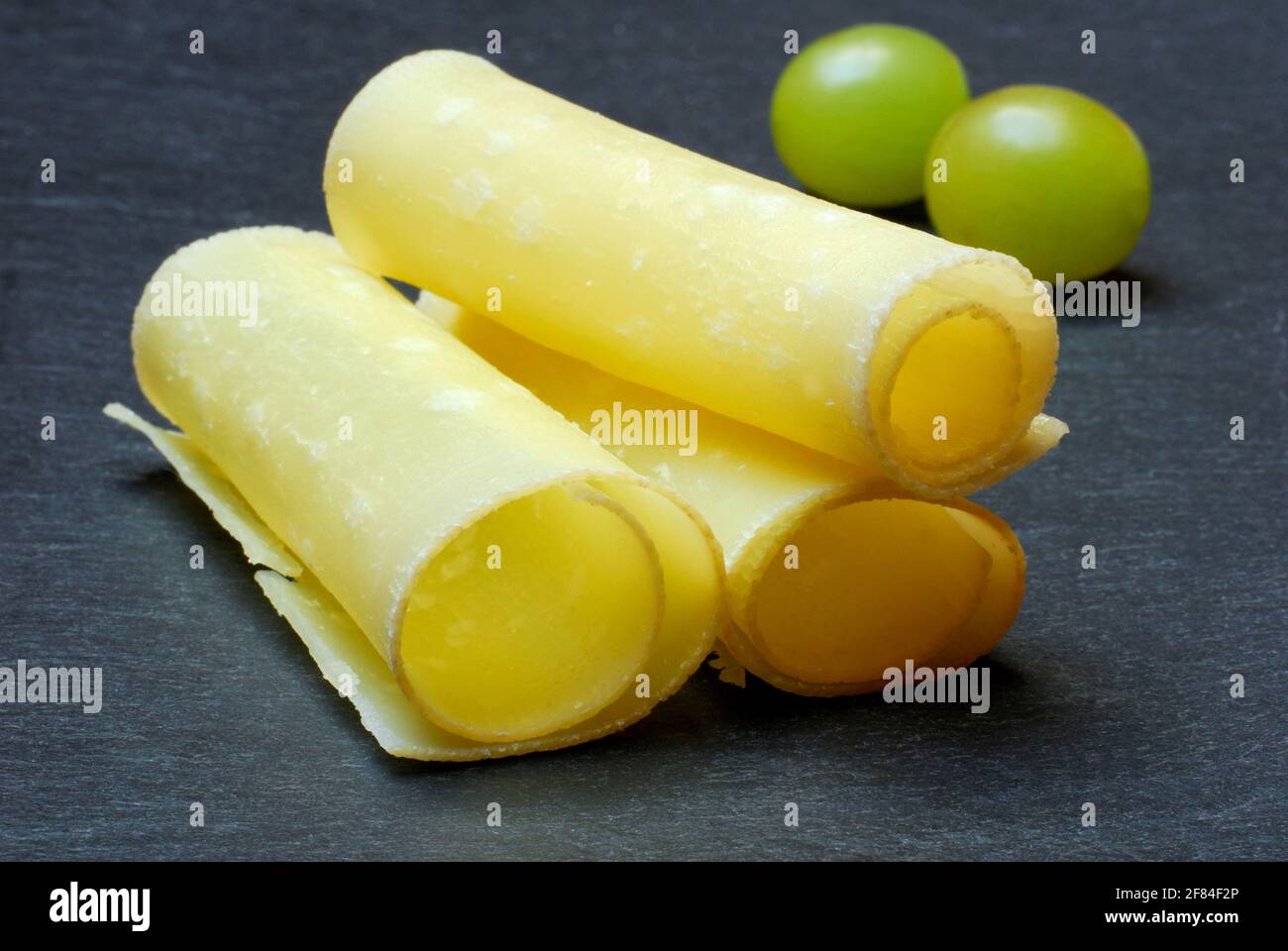 Piallato e arrotolato, a fette, formaggio alpino, formaggi stagionati ...