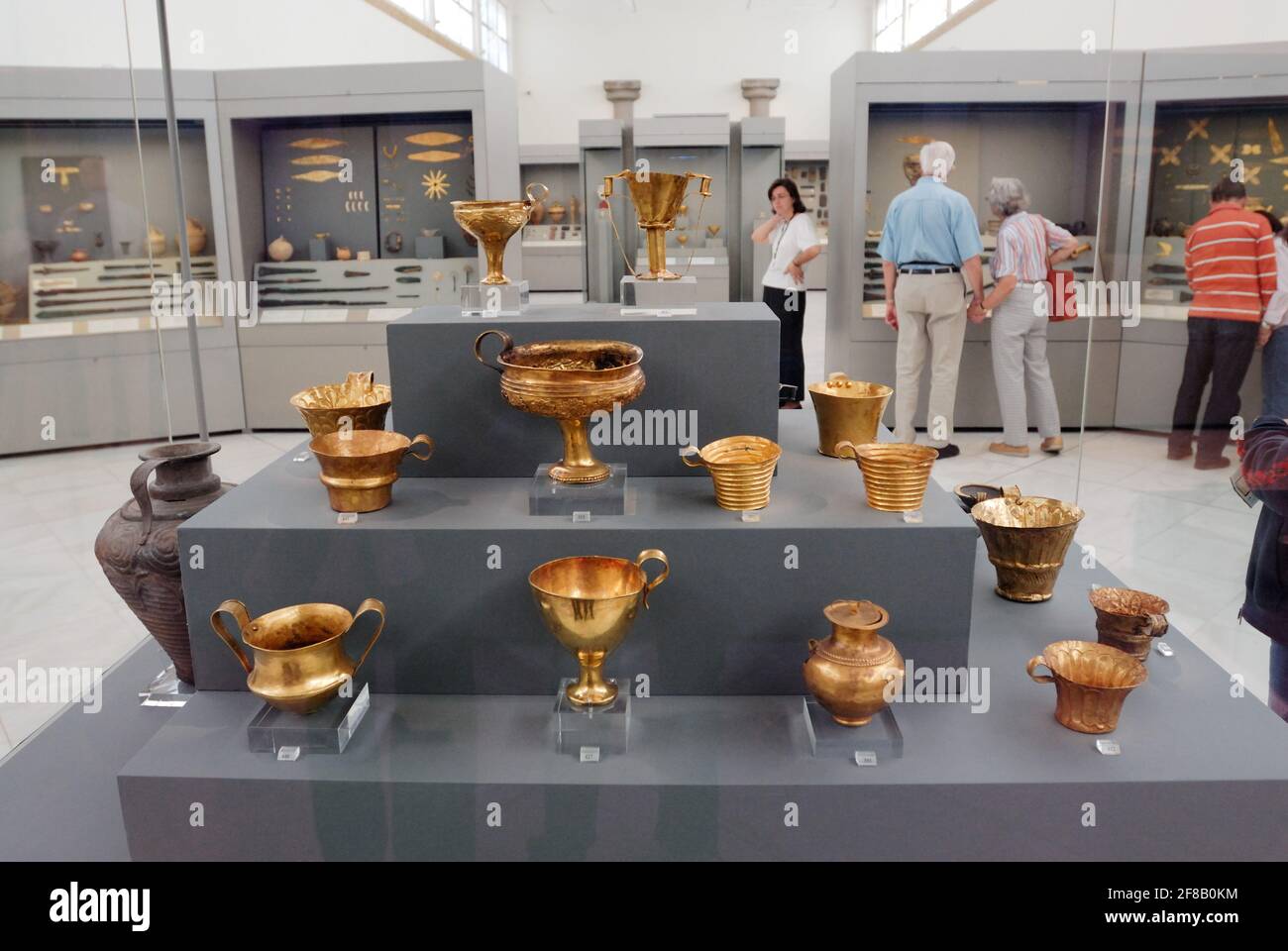 Arte micenea, XVI-XII secolo a.C. Chr., vetrina con coppe d'oro, Museo ...