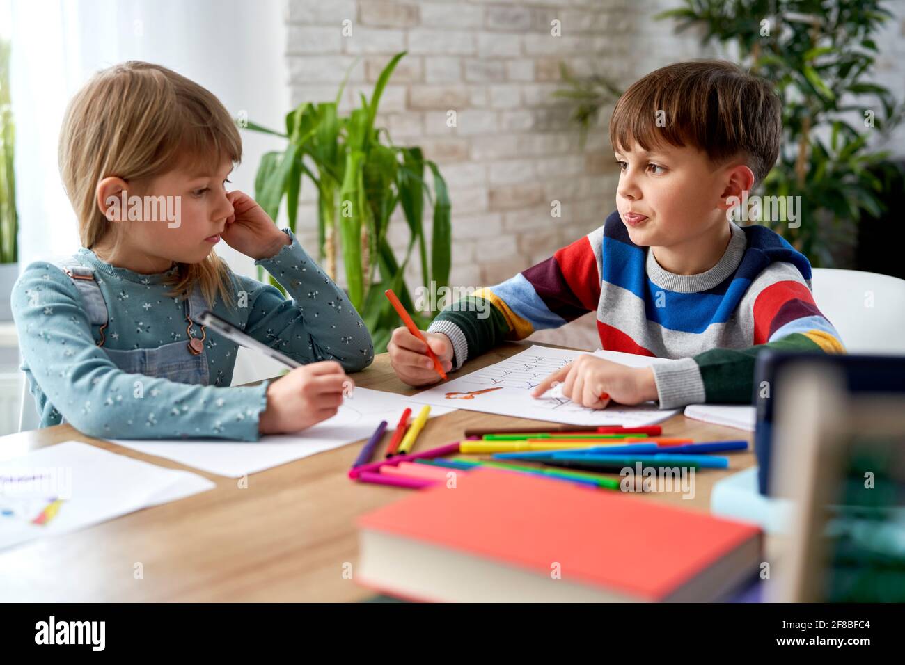 Fratello e sorella che lavorano insieme immagini e fotografie stock ad alta risoluzione - Alamy