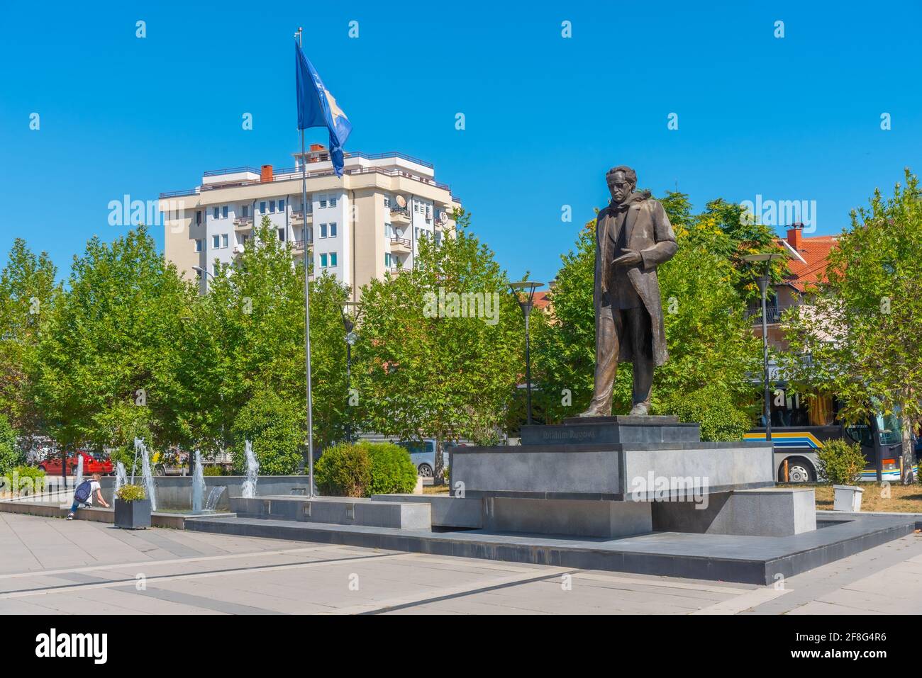 La statua di ibrahim rugova a pristina immagini e fotografie stock ad ...