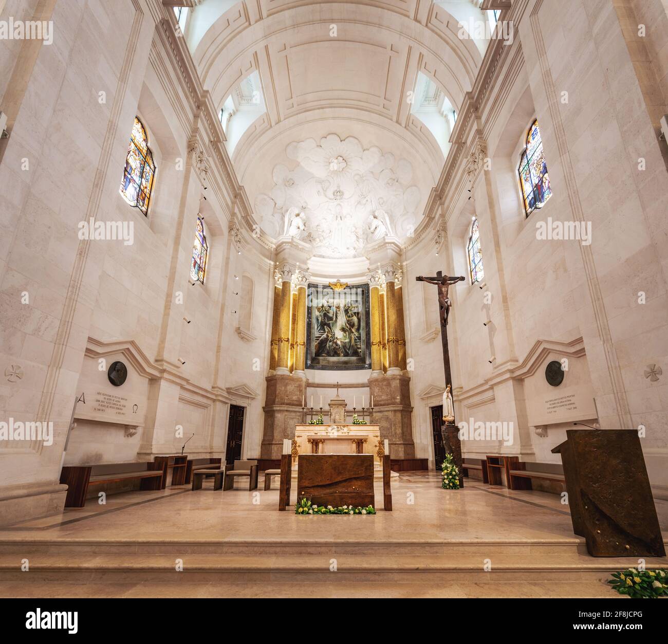 Fatima, Portogallo - 12 febbraio 2020: Basilica di nostra Signora del ...
