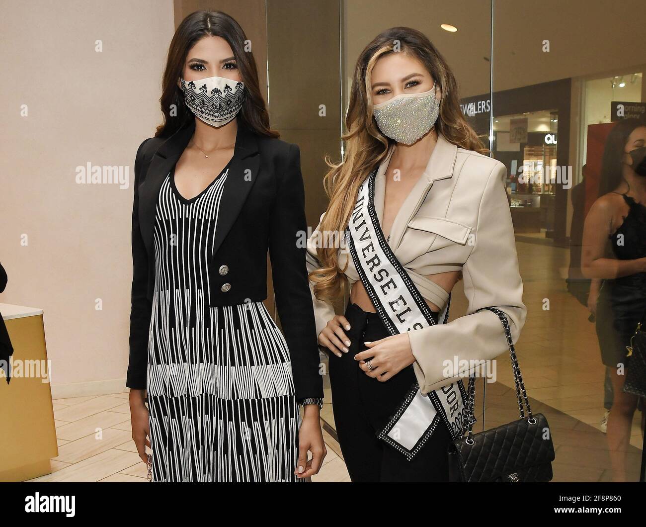 (L-R) Miss Universe Colombia 2020 Laura Olascuaga Pinto e Miss Universe ...