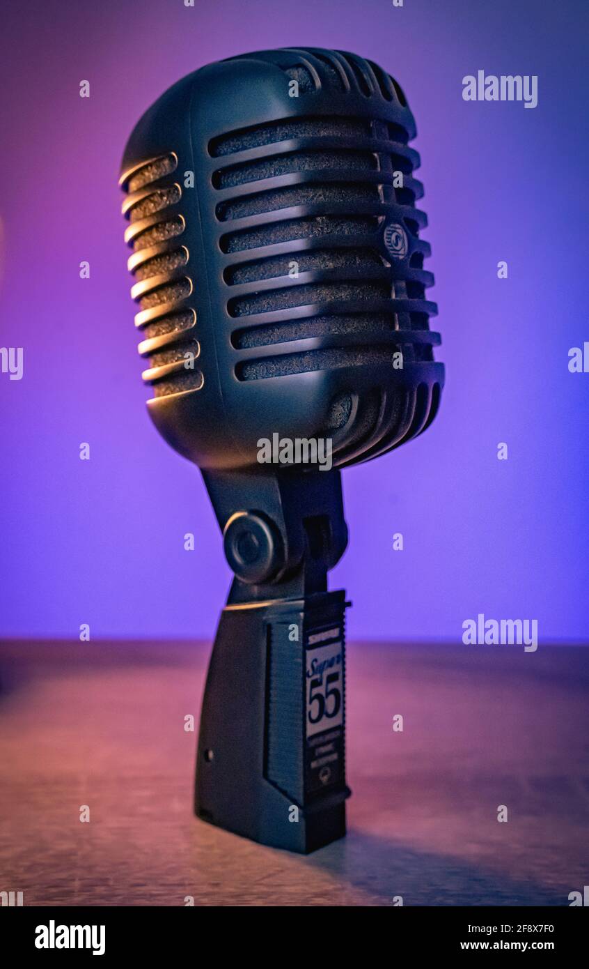 Certo microfono immagini e fotografie stock ad alta risoluzione - Alamy