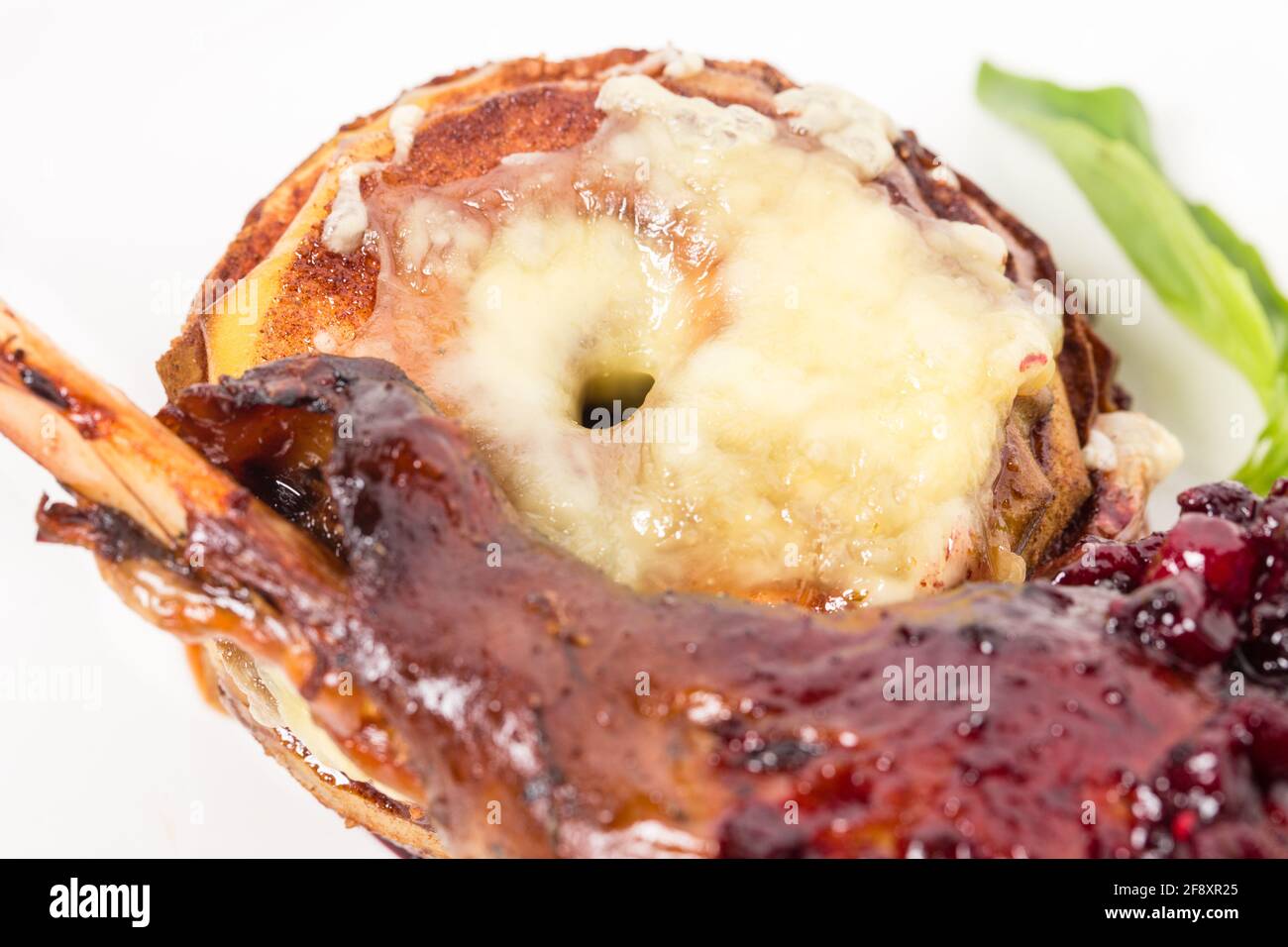 Deliziosa gamba d'anatra confit con salsa di bacca rossa e mela a fette ...