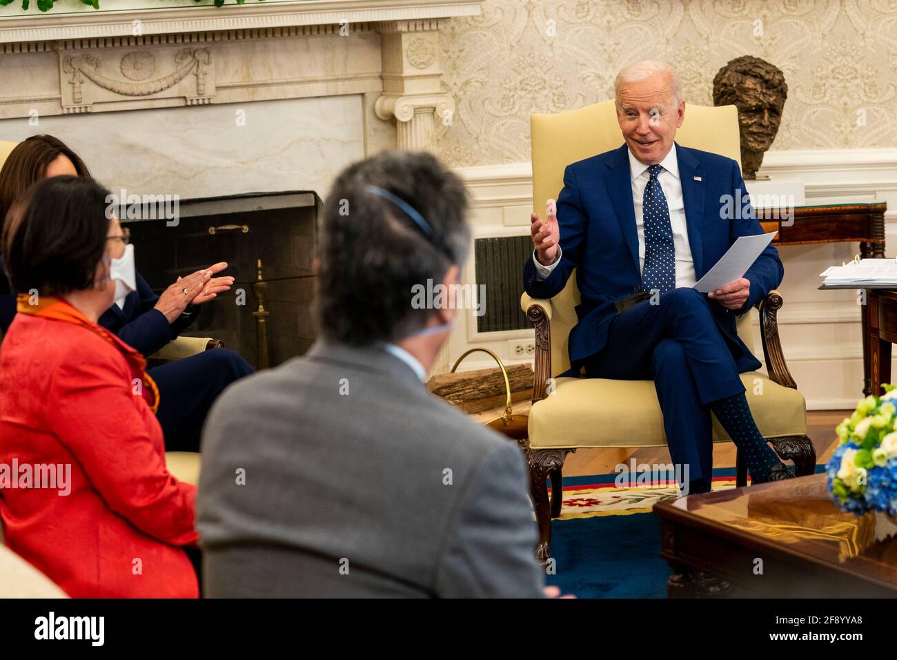 Il presidente degli Stati Uniti Joe Biden, a destra, parla durante un ...