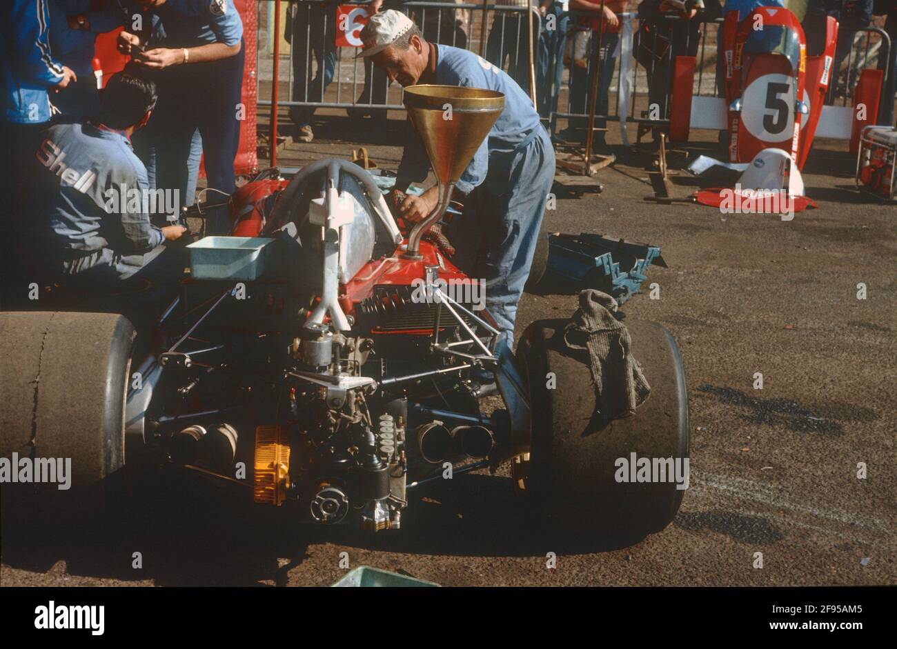 I meccanici Ferrari lavorano sulla 312 B2 di Jacky Ickx nel paddock di ...