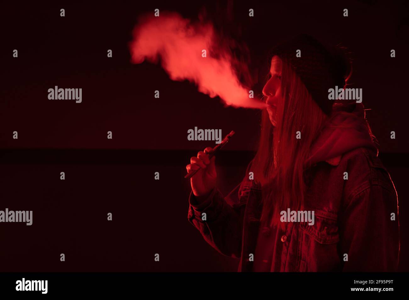 Fumo di vape immagini e fotografie stock ad alta risoluzione - Alamy