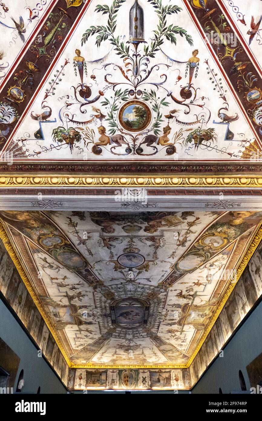 Foto verticale delle belle opere d'arte e dipinti della Galleria degli Uffizi di Firenze Foto ...
