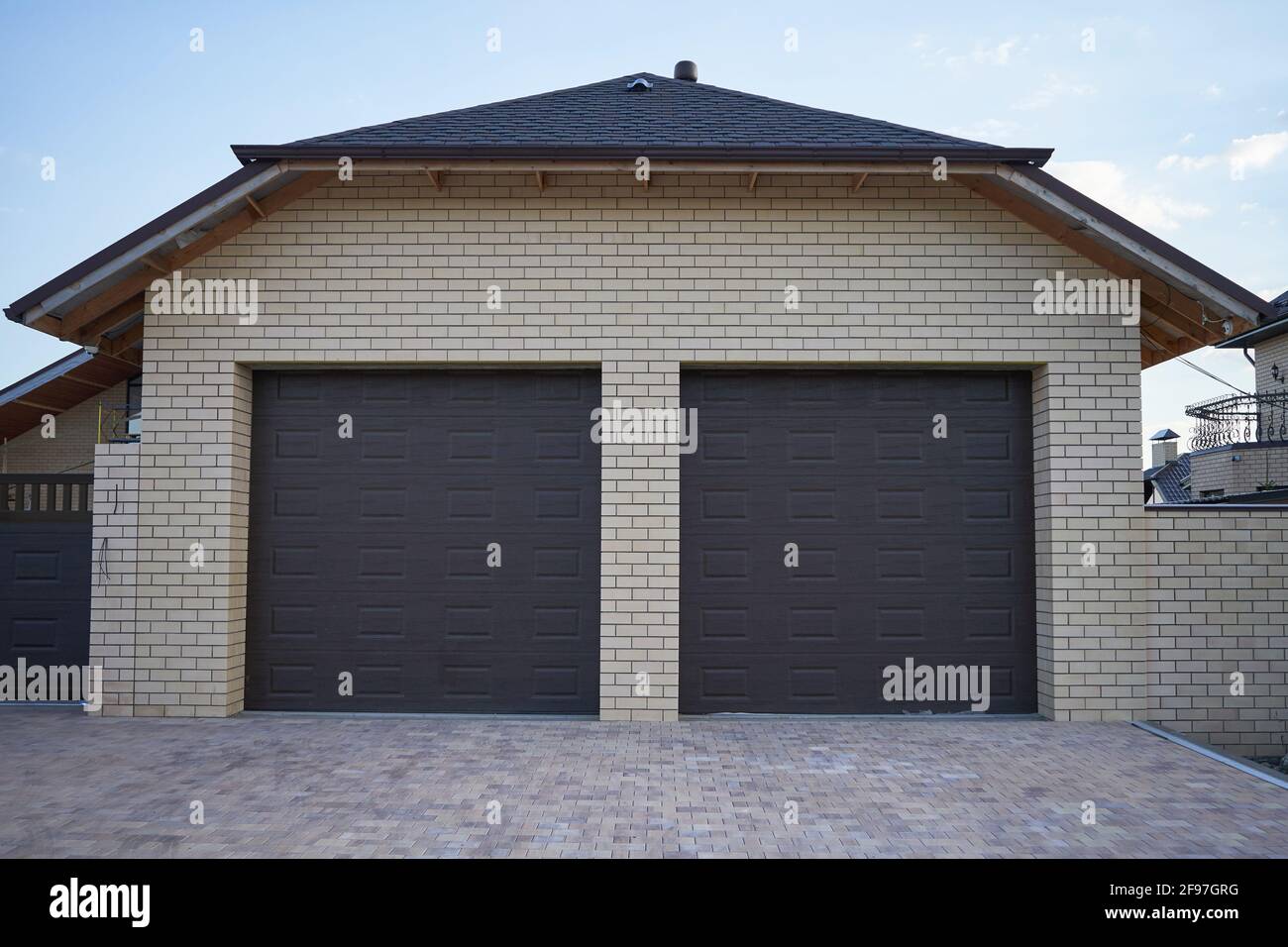 Garage a due porte immagini e fotografie stock ad alta risoluzione - Alamy