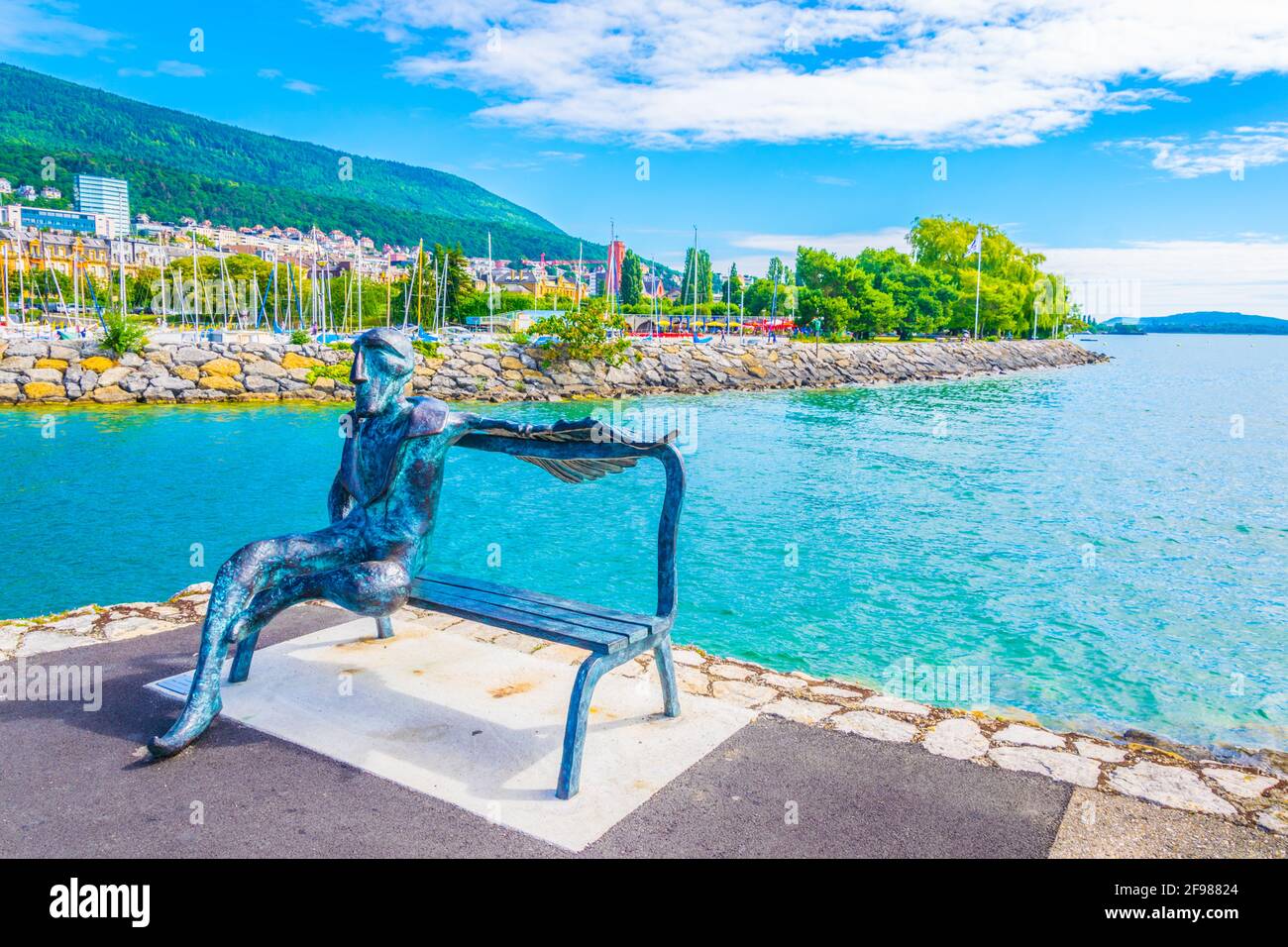 Seduto su una panchina di fronte a casa sua immagini e fotografie stock ...