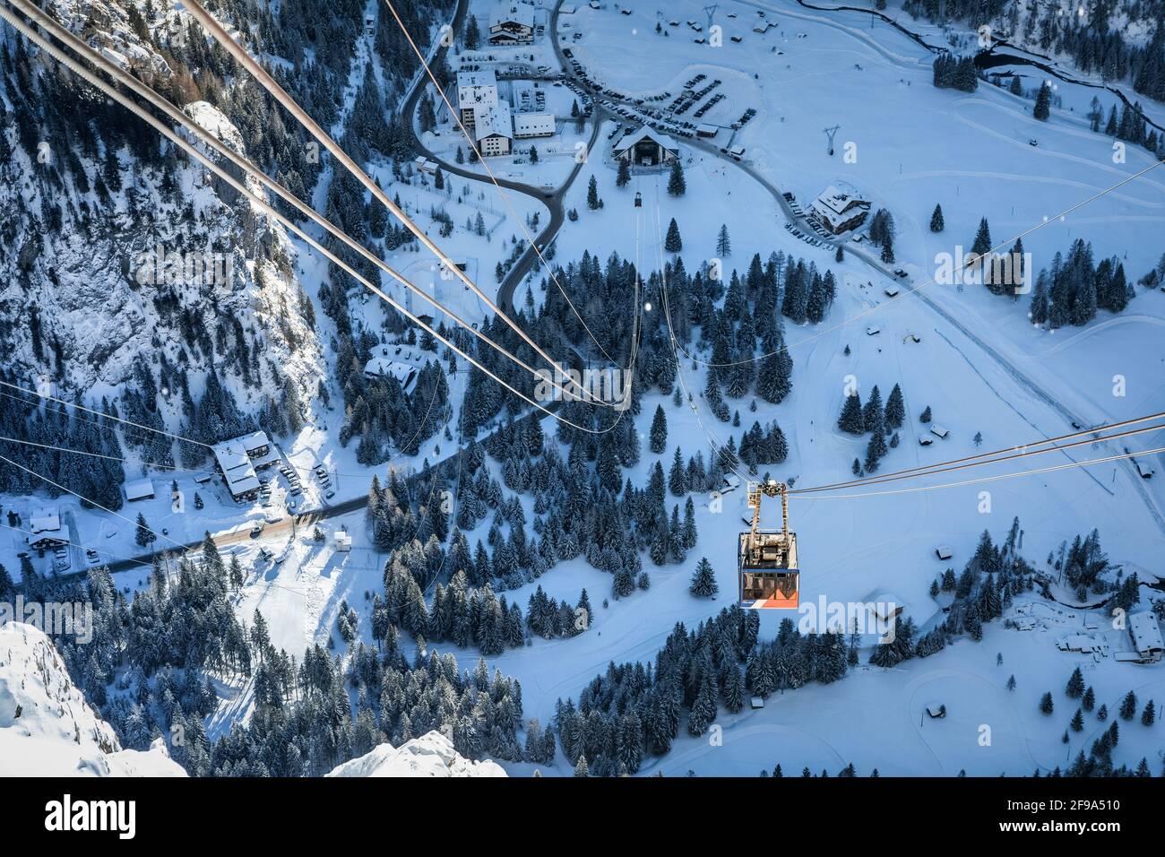 La funivia di Marmolada, da Malga Ciapela (1450 metri slm) a Punta ...
