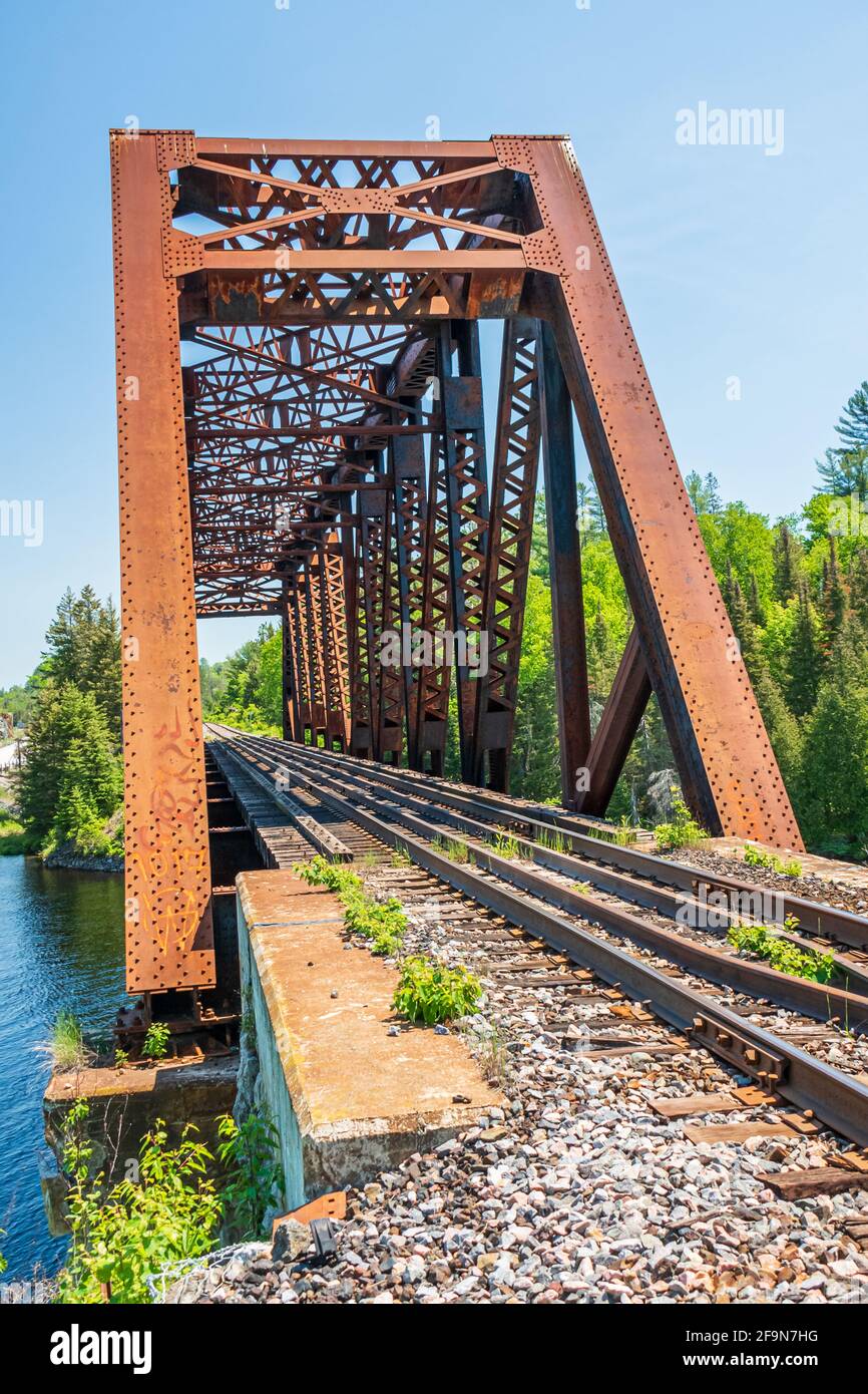 Ponte ferroviario in ferro immagini e fotografie stock ad alta ...