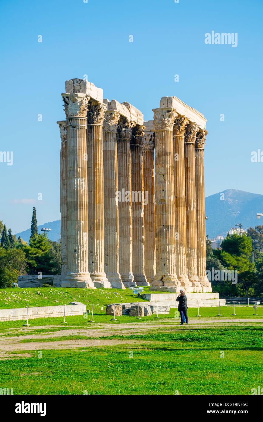 Tempio di Zeus Olimpio e dell'Acropoli di Atene, Grecia Foto stock - Alamy