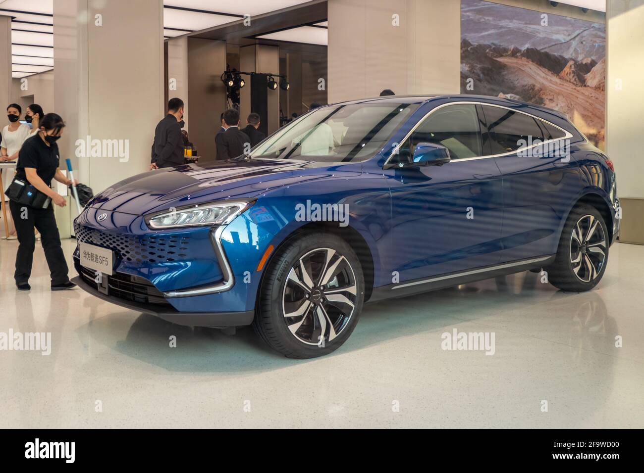 SHANGHAI, CINA - 20 APRILE 2021 - i clienti sperimentano un'auto Huawei ...