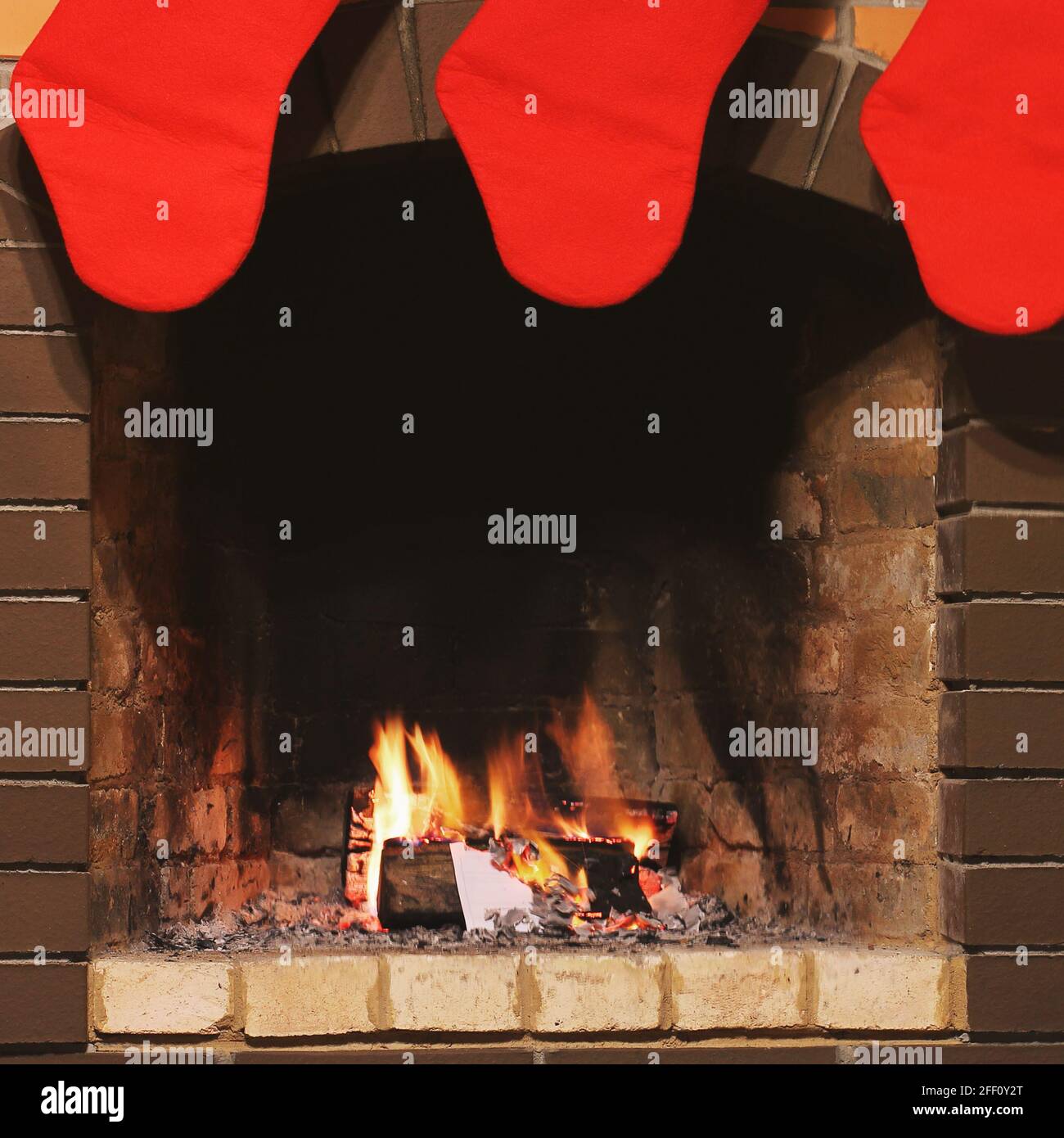 Fuoco nel camino natale immagini e fotografie stock ad alta risoluzione ...