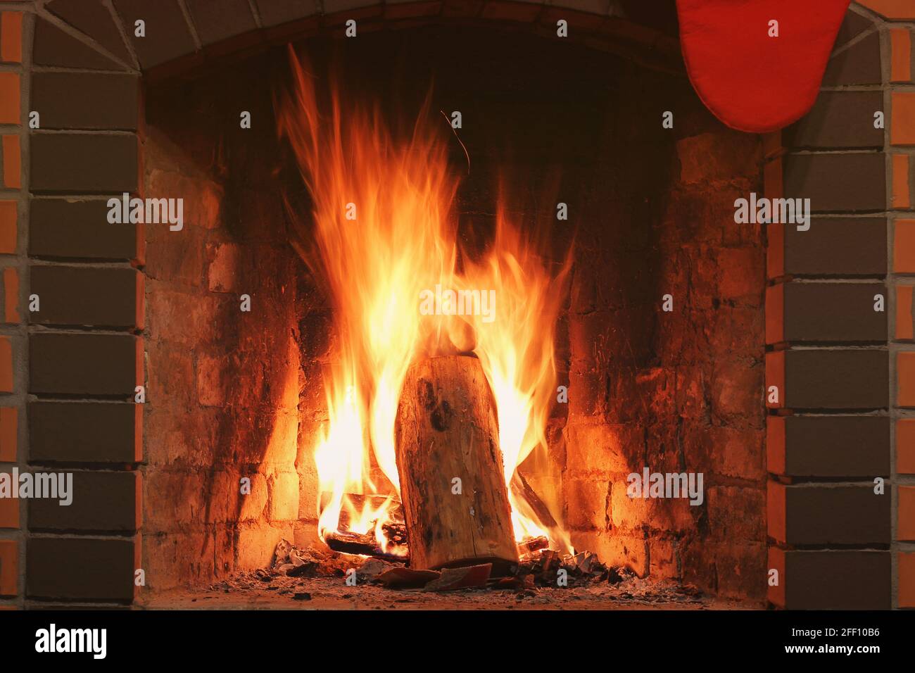 Fuoco nel camino natale immagini e fotografie stock ad alta risoluzione ...