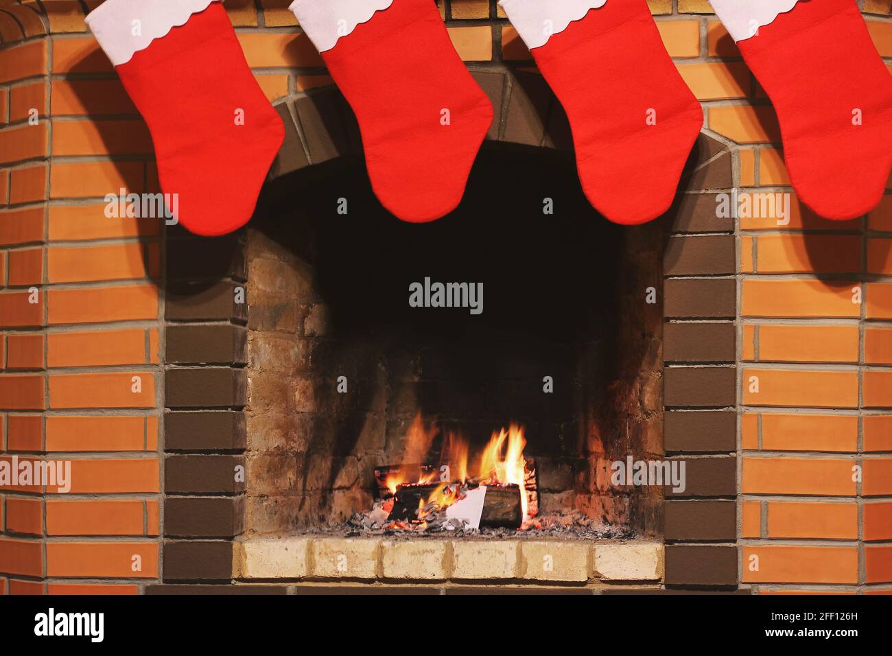 Fuoco nel camino natale immagini e fotografie stock ad alta risoluzione ...