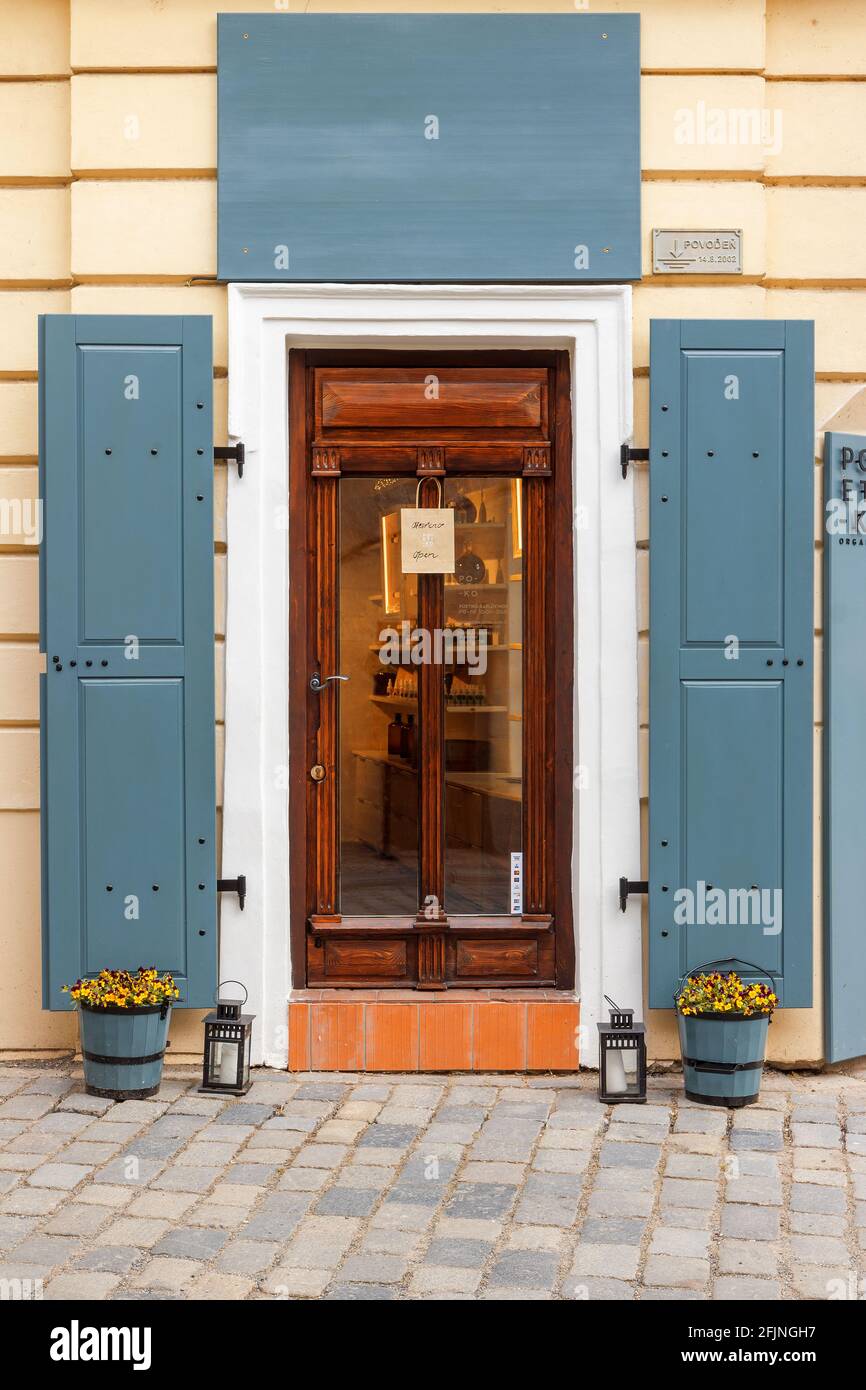 Persiane blu grigie immagini e fotografie stock ad alta risoluzione - Alamy