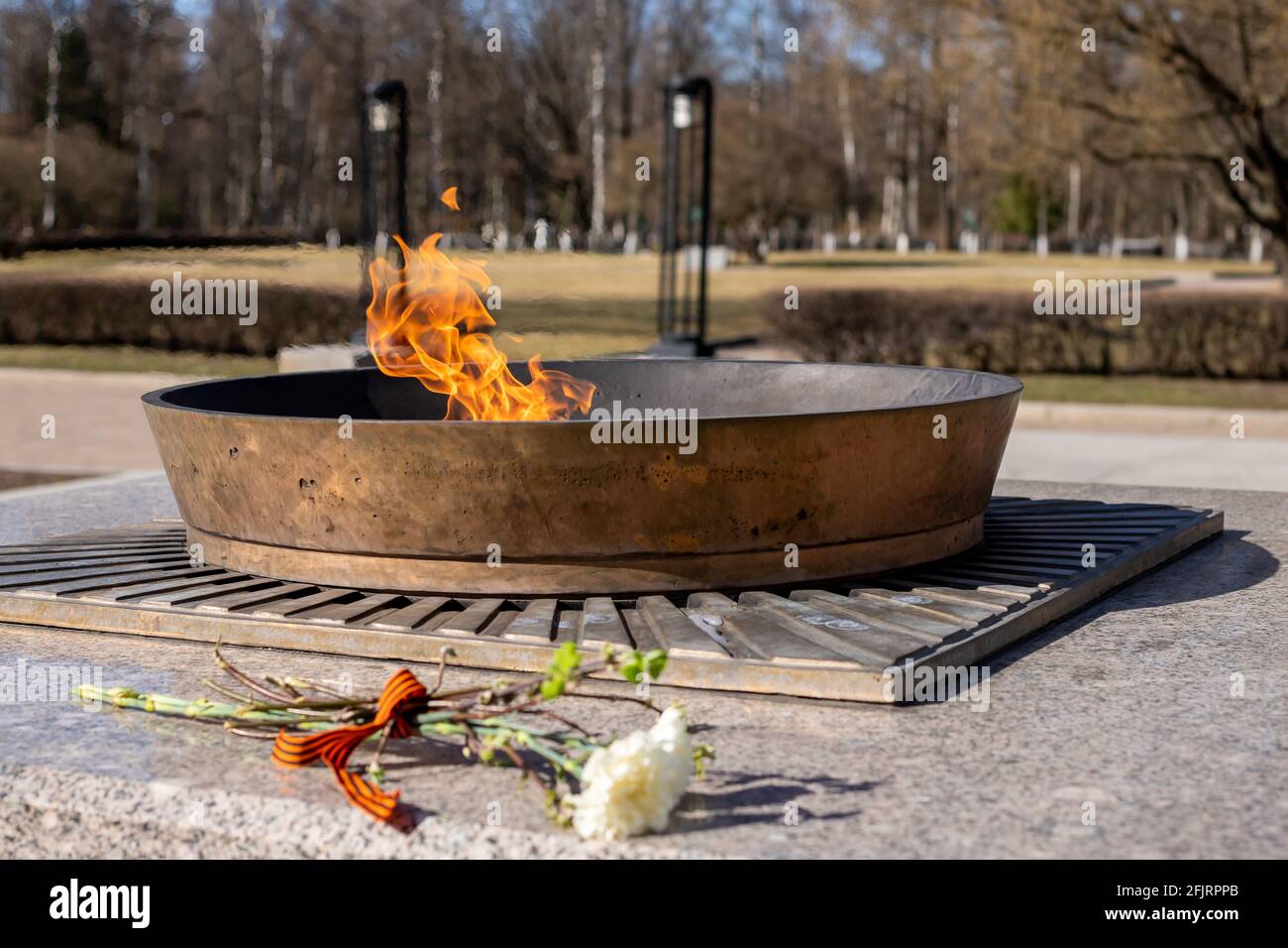 Tomba sovietica simbolica immagini e fotografie stock ad alta ...