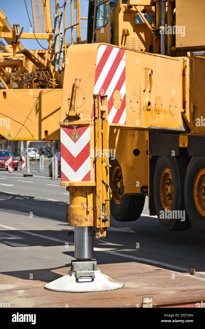 Grande gru mobile rossa immagini e fotografie stock ad alta risoluzione ...