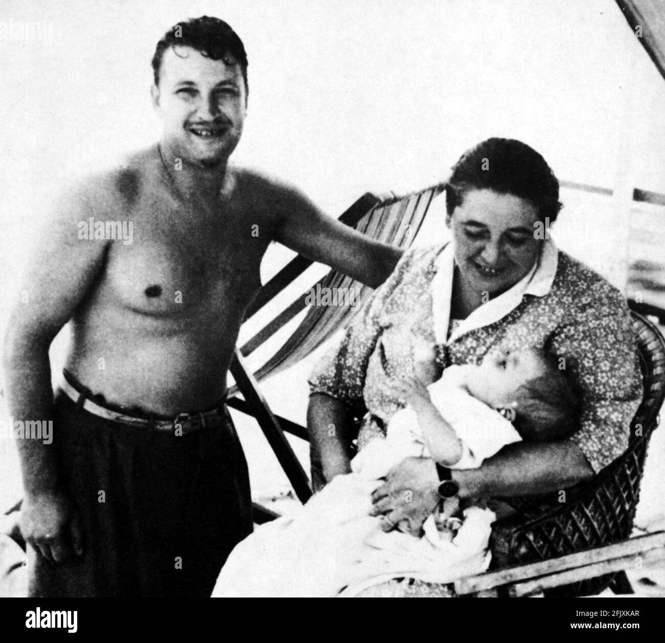 1940 estate , Rimini , Italia : MARCELLO PETACCI, con il figlio ...