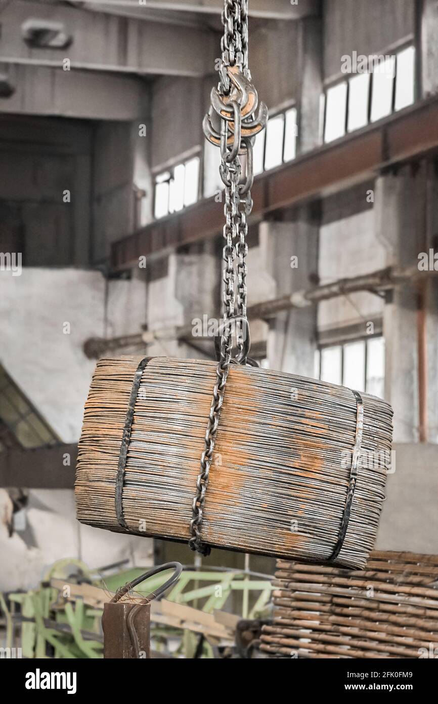 Un paranco con gru a carroponte con gancio e catena trasporta strutture ...