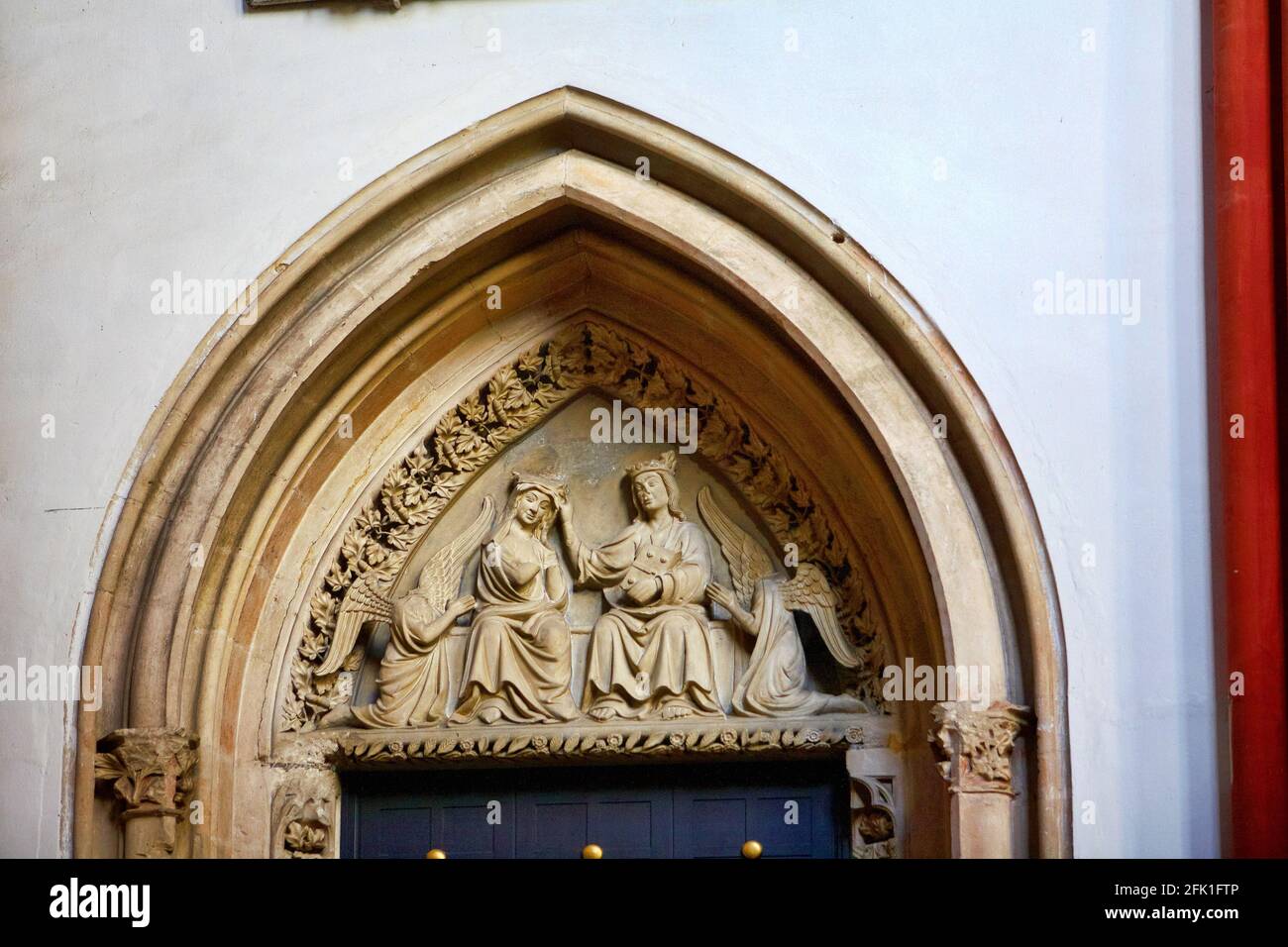 Timpano romanico immagini e fotografie stock ad alta risoluzione - Alamy