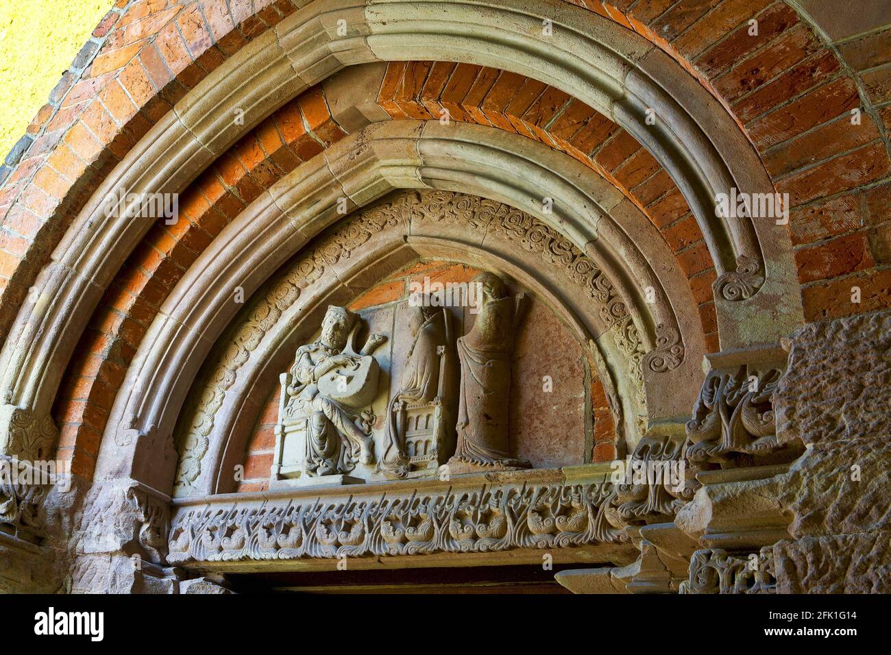 Timpano romanico immagini e fotografie stock ad alta risoluzione - Alamy