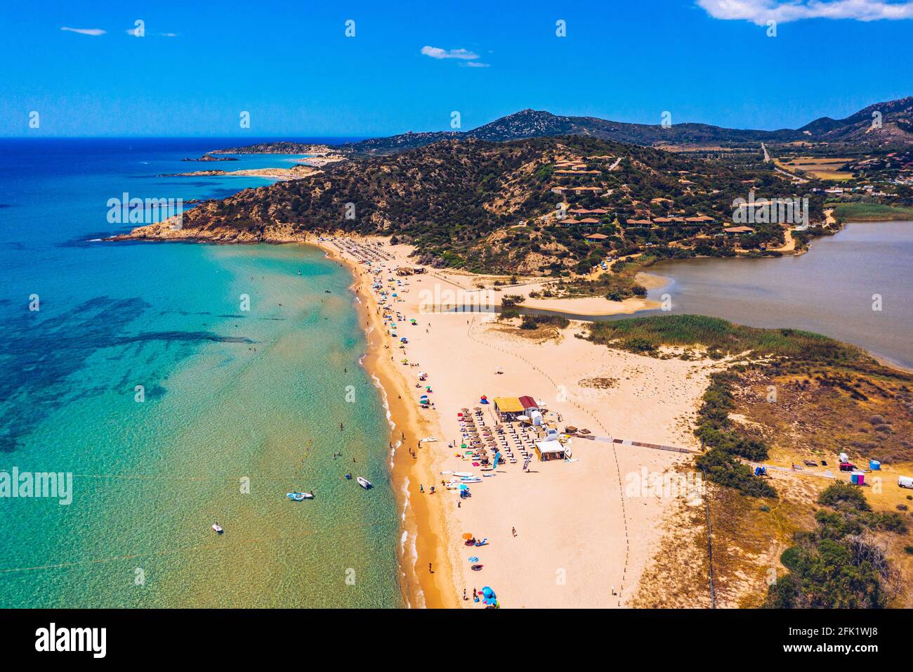 Le meravigliose spiagge della baia di chia immagini e fotografie stock ...