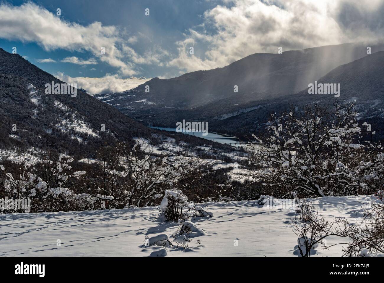 Il lago di Barrea con le cime dell'Abruzzo Lazio e del Parco Nazionale ...