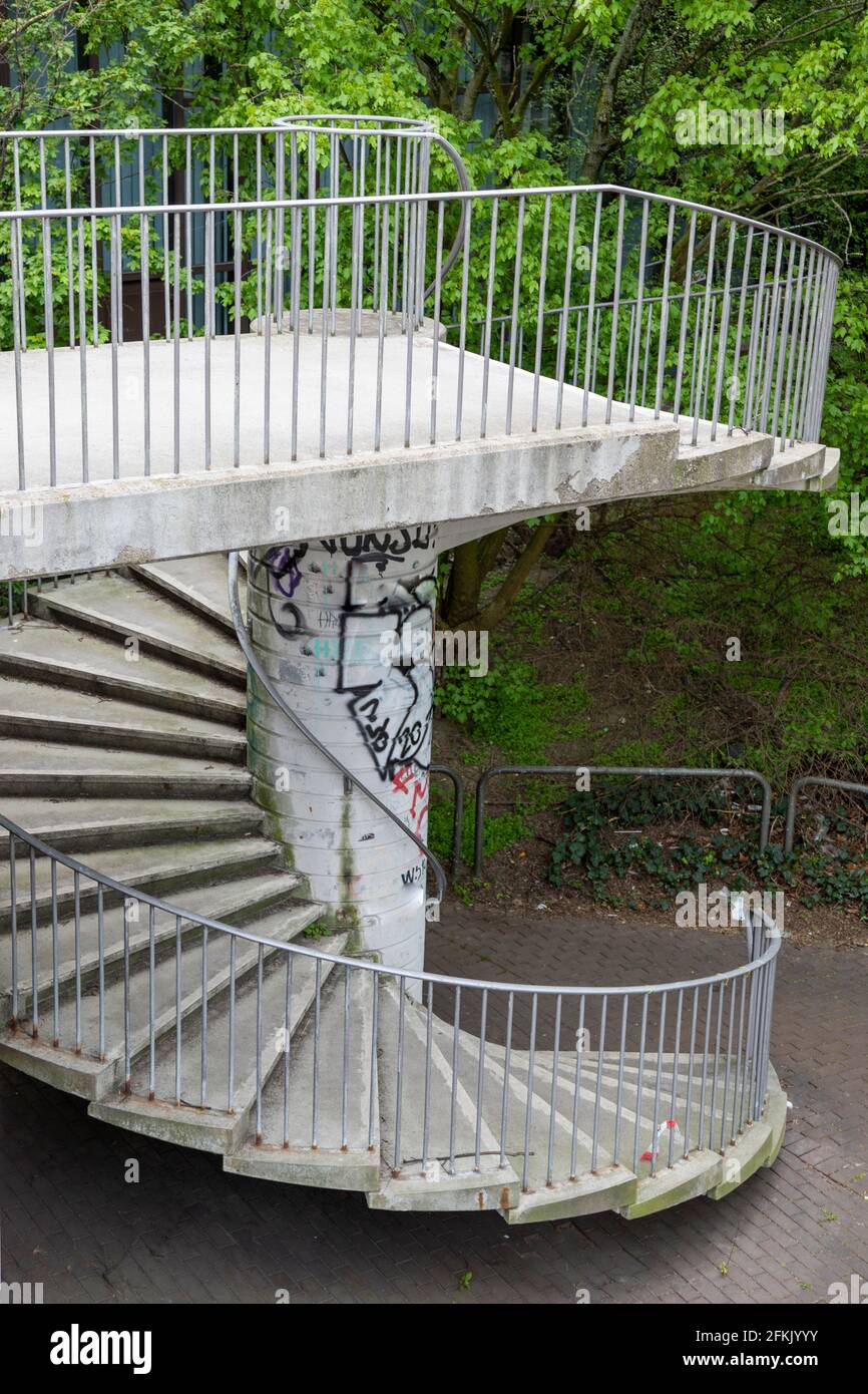 Scala a ponte in cemento immagini e fotografie stock ad alta ...