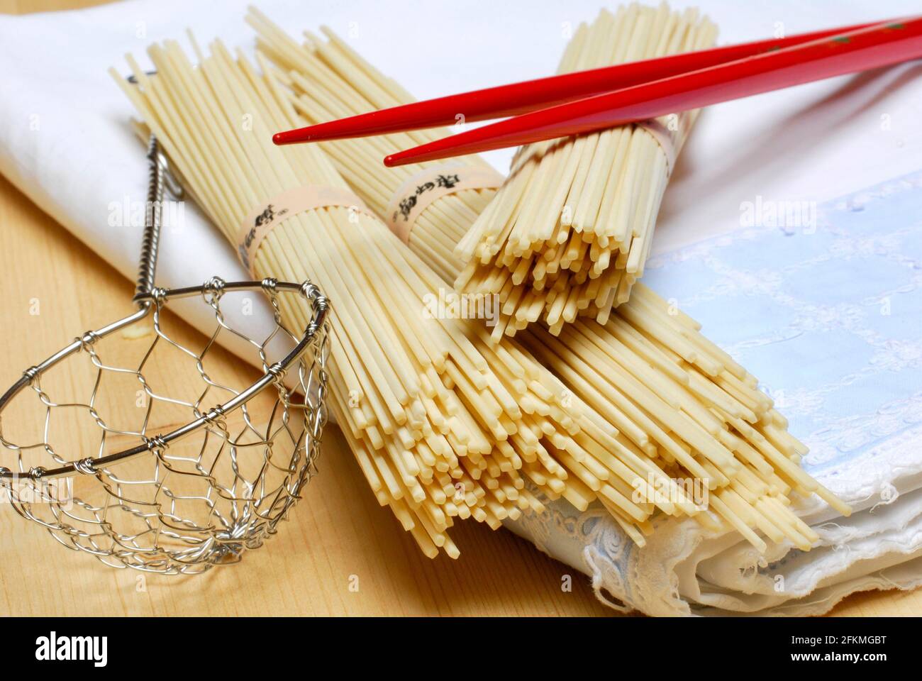 Spaghetti cinesi immagini e fotografie stock ad alta risoluzione - Alamy
