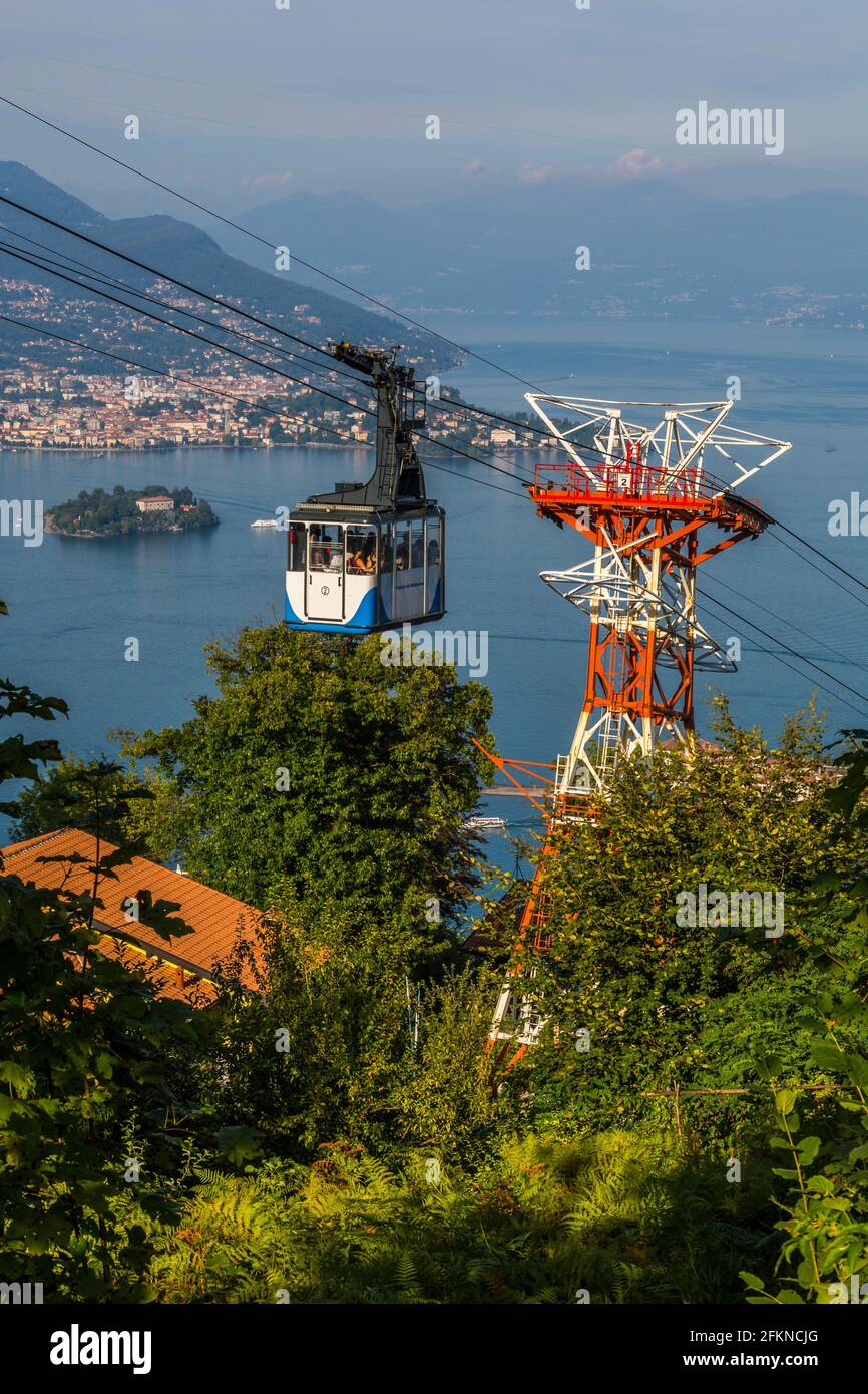 Vista della Funivia Stresa Mottarone e Lago Maggiore dalla posizione ...