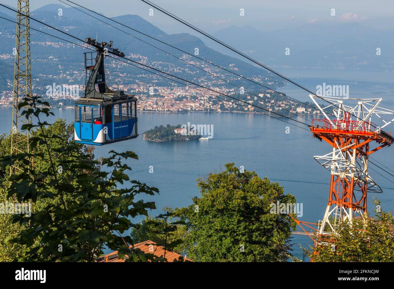 Vista della Funivia Stresa Mottarone e Lago Maggiore dalla posizione ...