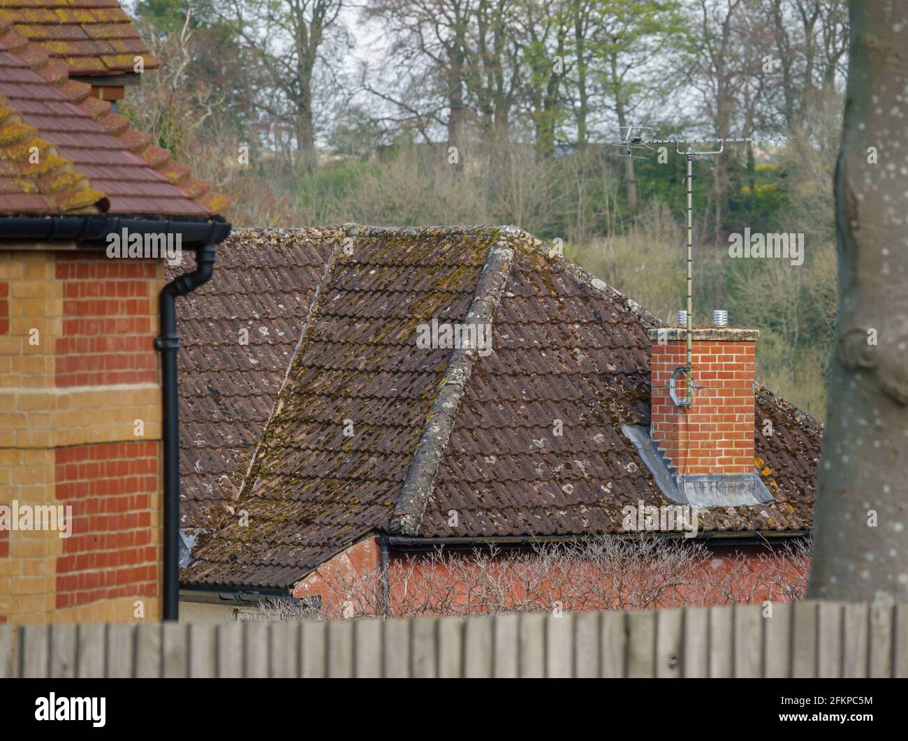 Tetto in legno del muro di mattoni immagini e fotografie stock ad alta ...