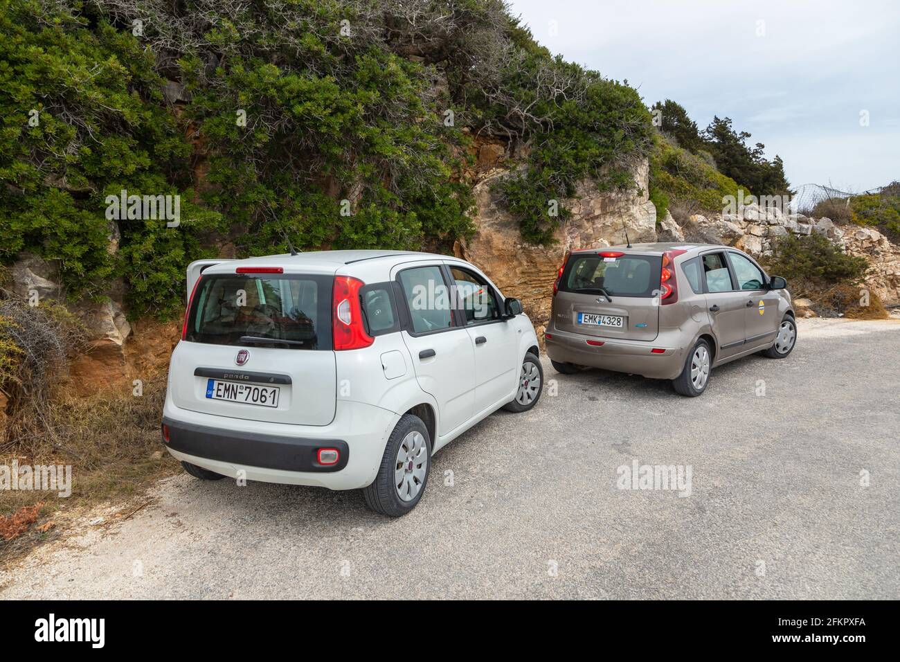 Isola di Antiparos, Grecia - 28 settembre 2020: Due auto, Fiat Panda ...