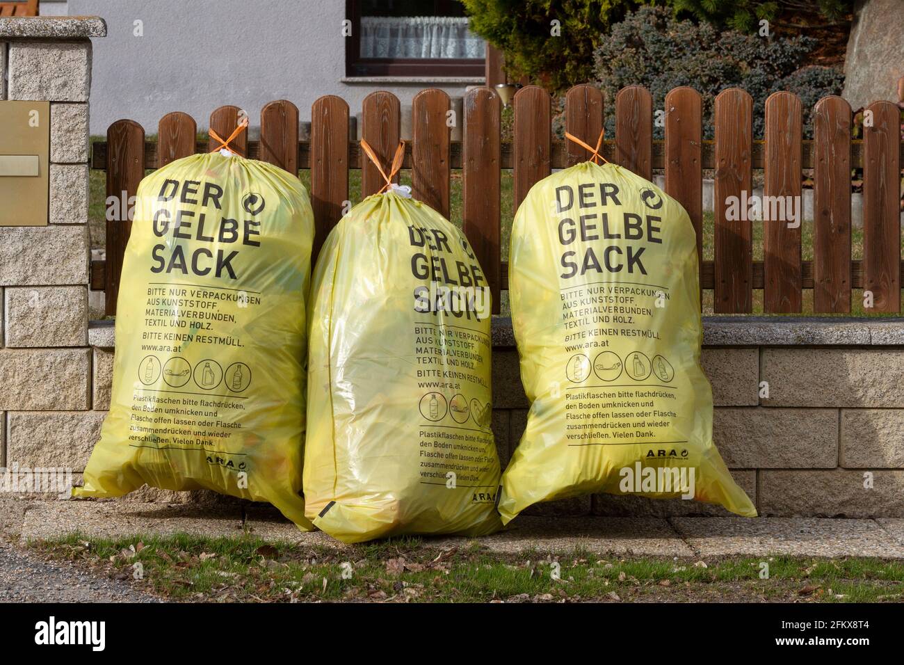 Collezioni di rifiuti di plastica immagini e fotografie stock ad alta ...