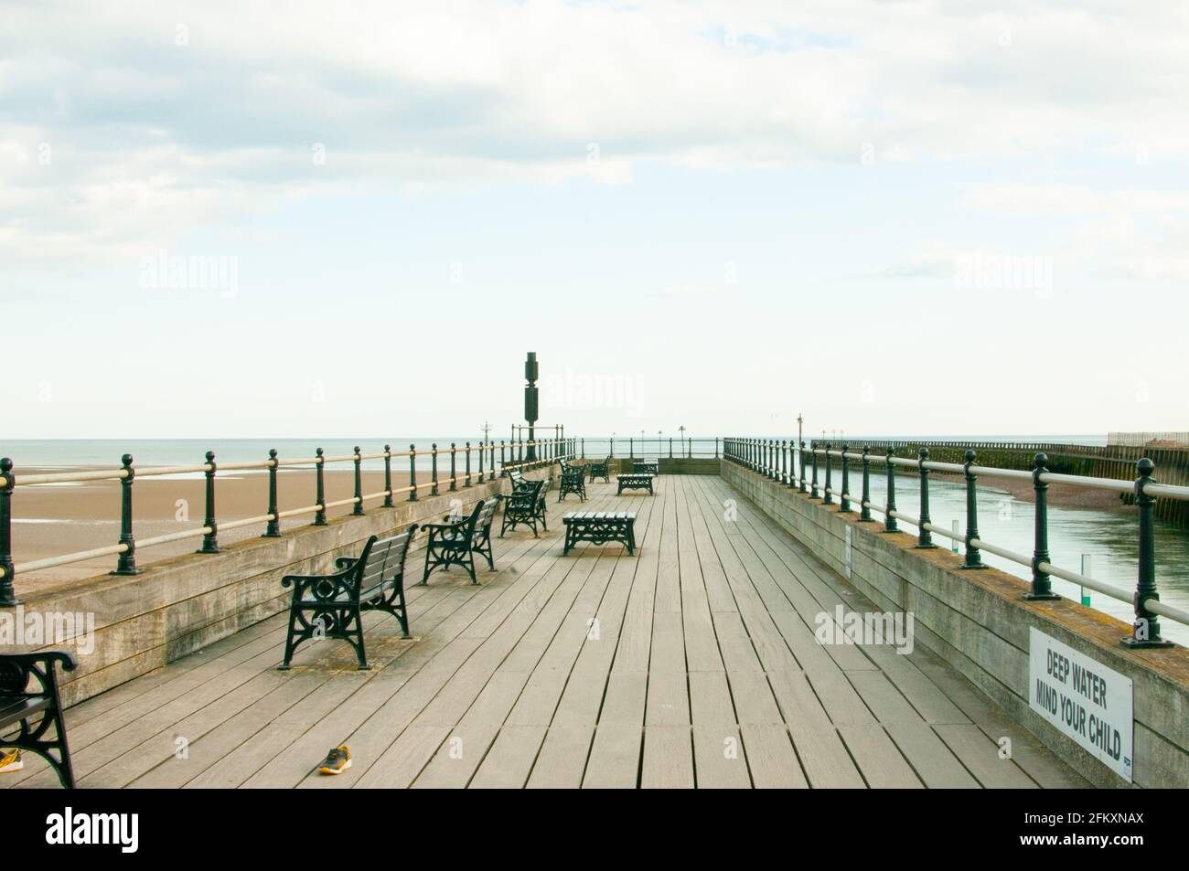 Benches promenade walkway immagini e fotografie stock ad alta ...